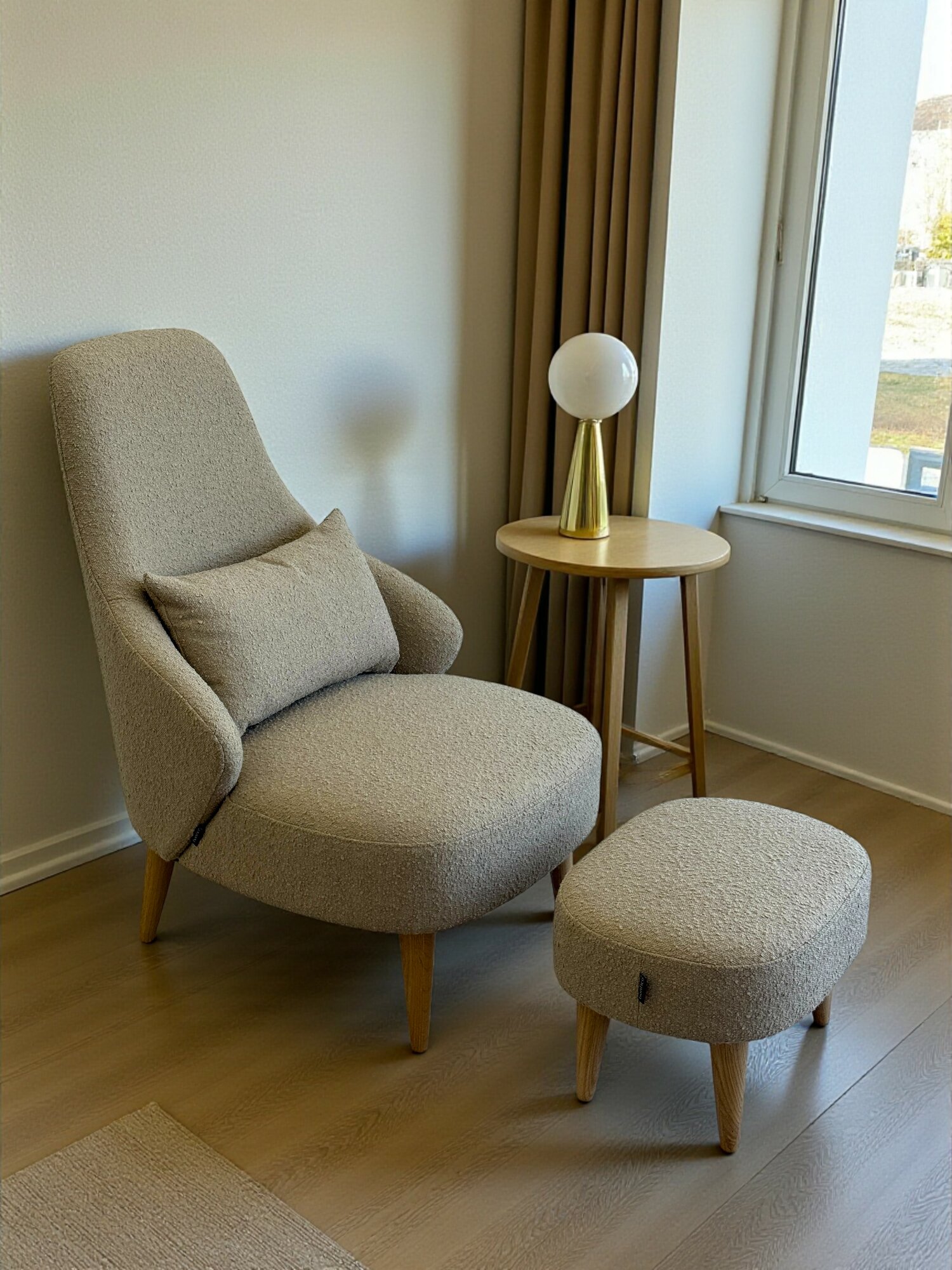 Кресло с пуфом для дома и отдыха в гостиную с высокой спинкой, темно-бежевое букле на дубовых опорах, Нолан от Bonfico