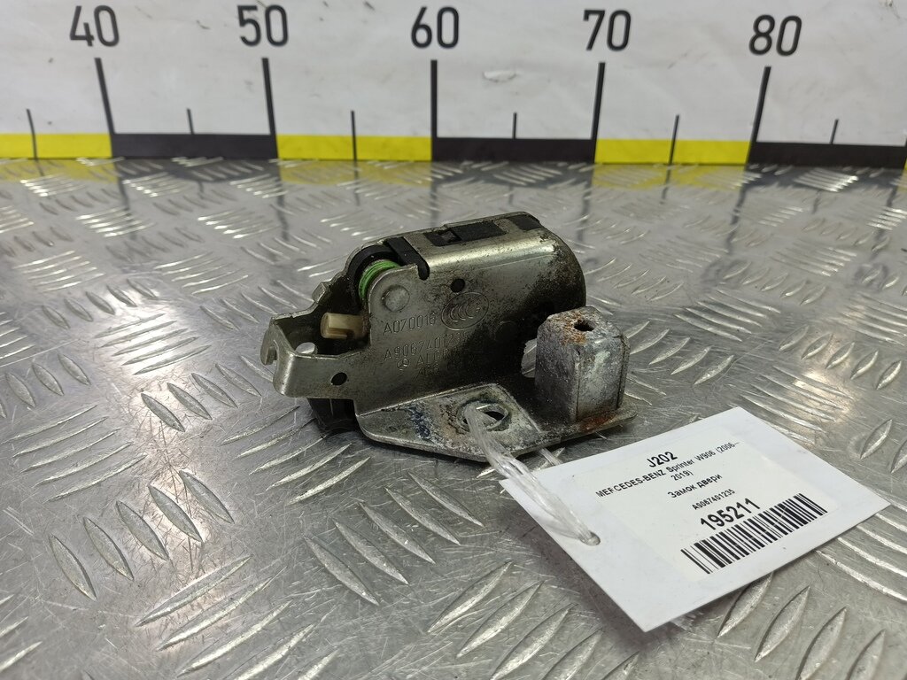 Замок двери распашной левый Б/У для MERCEDES-BENZ Sprinter W906 (2006—2019) A9067401235