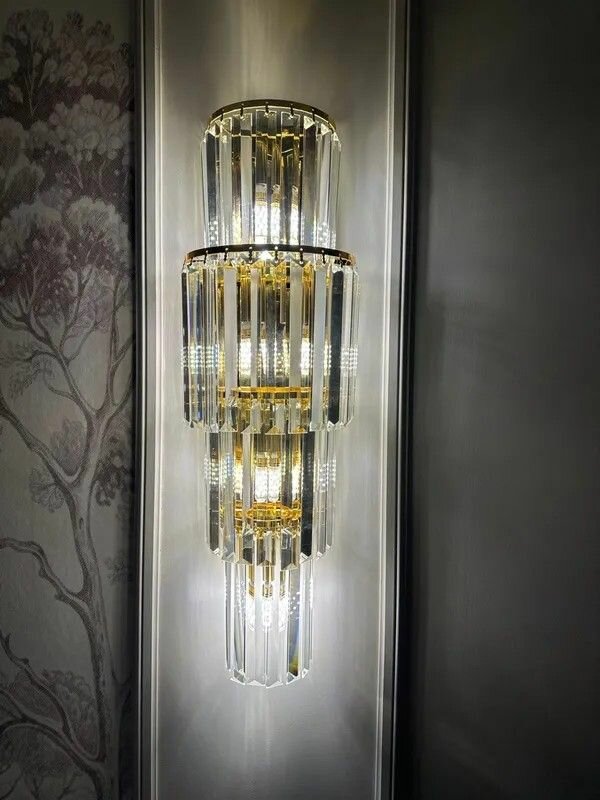 Большой настенный светильник из хрусталя в вестибюле роскошного отеля