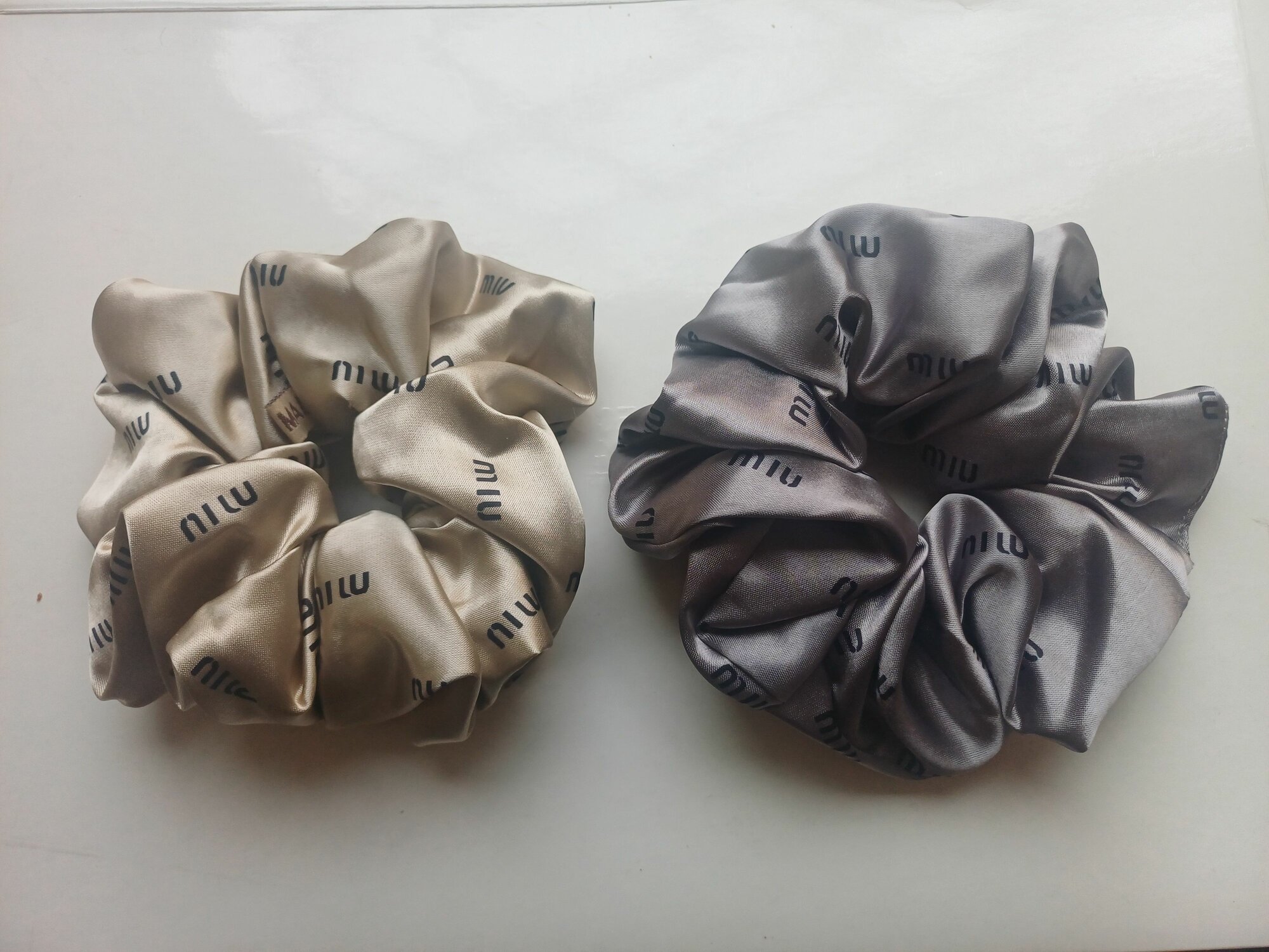 Резинки для волос Miu Miu, серого и бежевого цвета, 2 шт