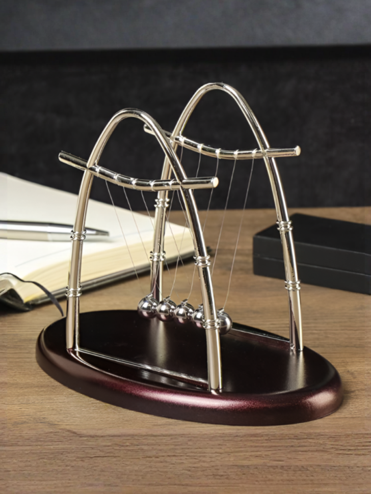 Маятник Ньютона на пластиковом основании (18 х 13,5 х 10,5 см)