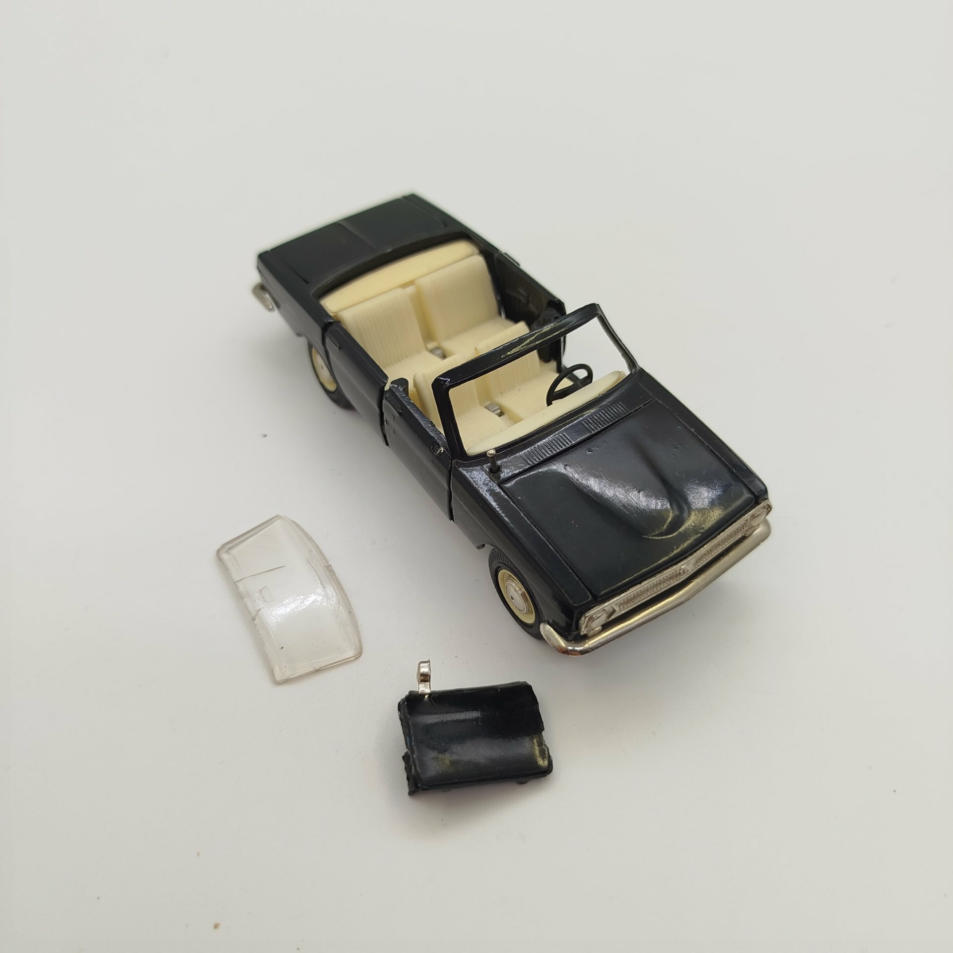 Модель автомобиля "Волга ГАЗ-3102" кабриолет, масштаб 1:43, металл, пластик, СССР