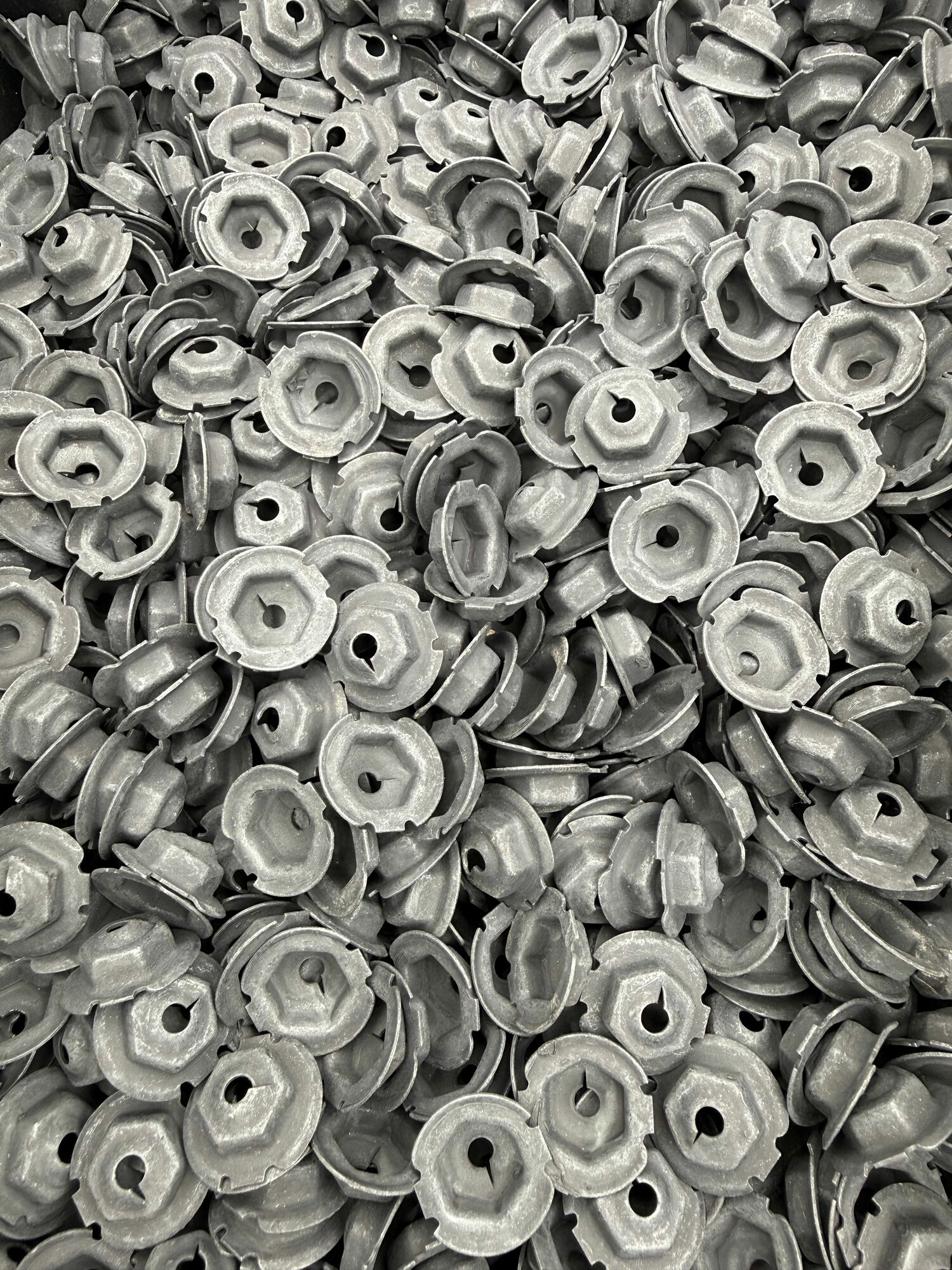 Пластинчатая гайка с отверстием 4мм (25шт) VAG оригинал, прижимная гайка М4 с шайбой, гроверная, пружинная, гровер, диаметр 21.5 мм, черная, крепежная скоба под саморез/болт/винт, WHT007644