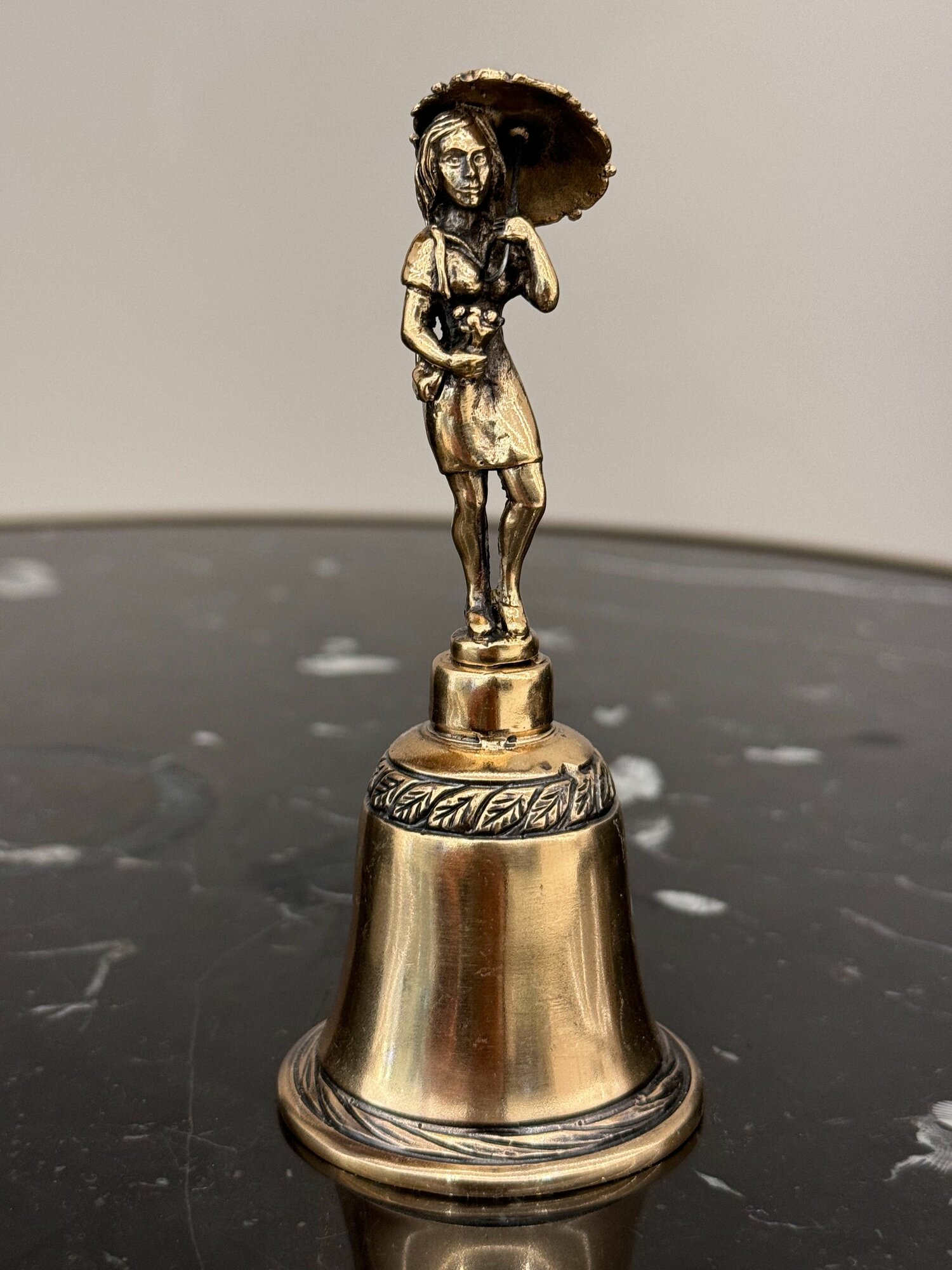 Колокольчик женщина с зонтом, для интерьера и декора, сувенир подарочный, бронзовое литье