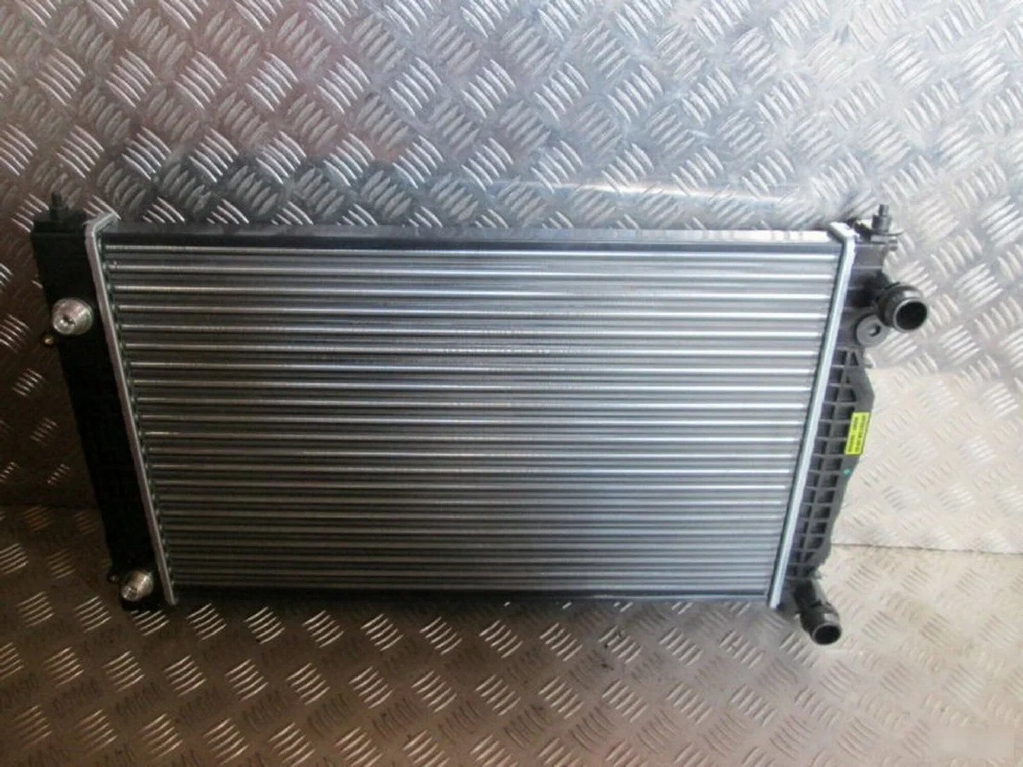 Радиатор охлаждения Фольксваген Ауди А4, Пассат B5 , B5+, АКПП, трубки на защелках