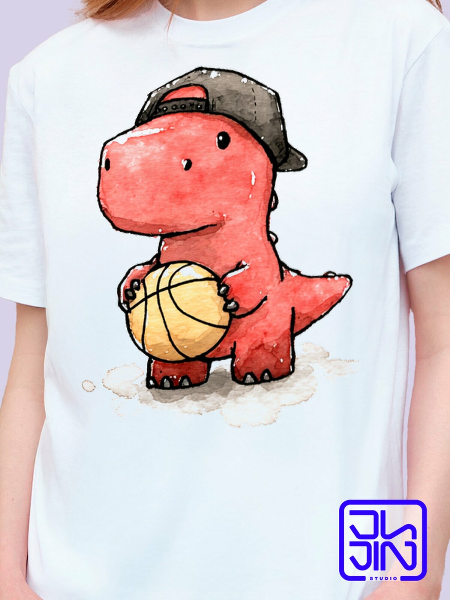 Футболка классическая женская с авторским принтом Веселый красно-черный динозавр с баскетбольным мячом и стильной красной кепкой, белый хлопковый трикотаж с прикольным рисунком на груди