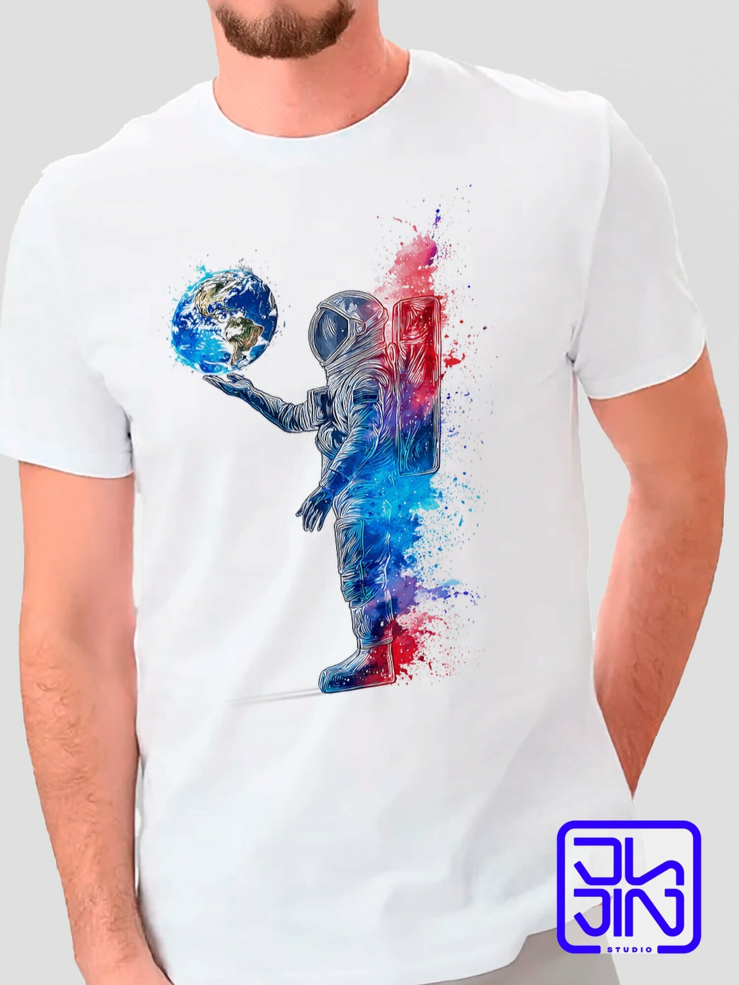Футболка классическая мужская с авторским принтом Креативный черно белый астронавт с планетами в современном черно синем стиле, белый хлопковый трикотаж с прикольным рисунком на груди