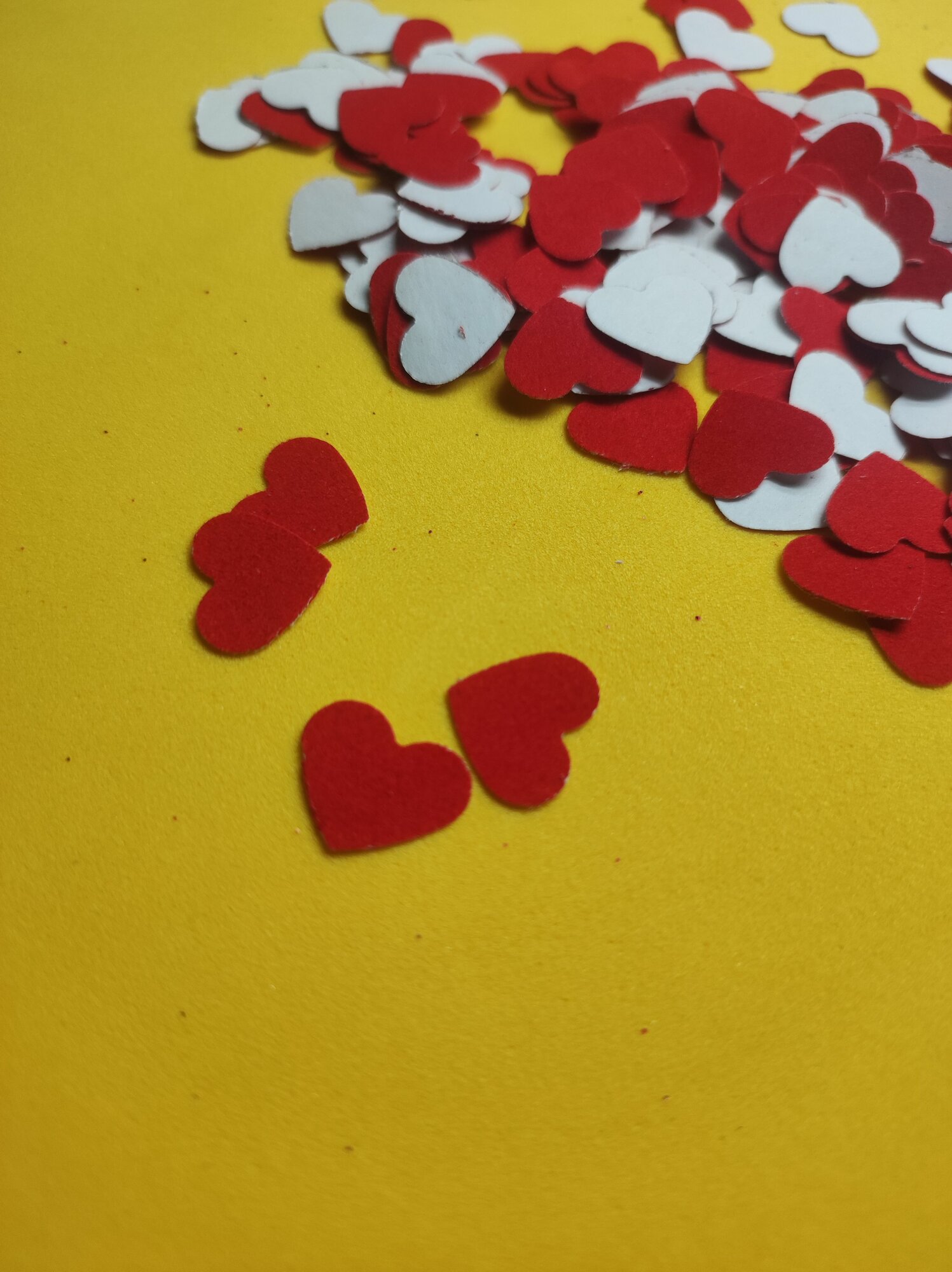 Набор для декорирования, Вырубка, Сердечки из бархатной бумаги 70 шт красные