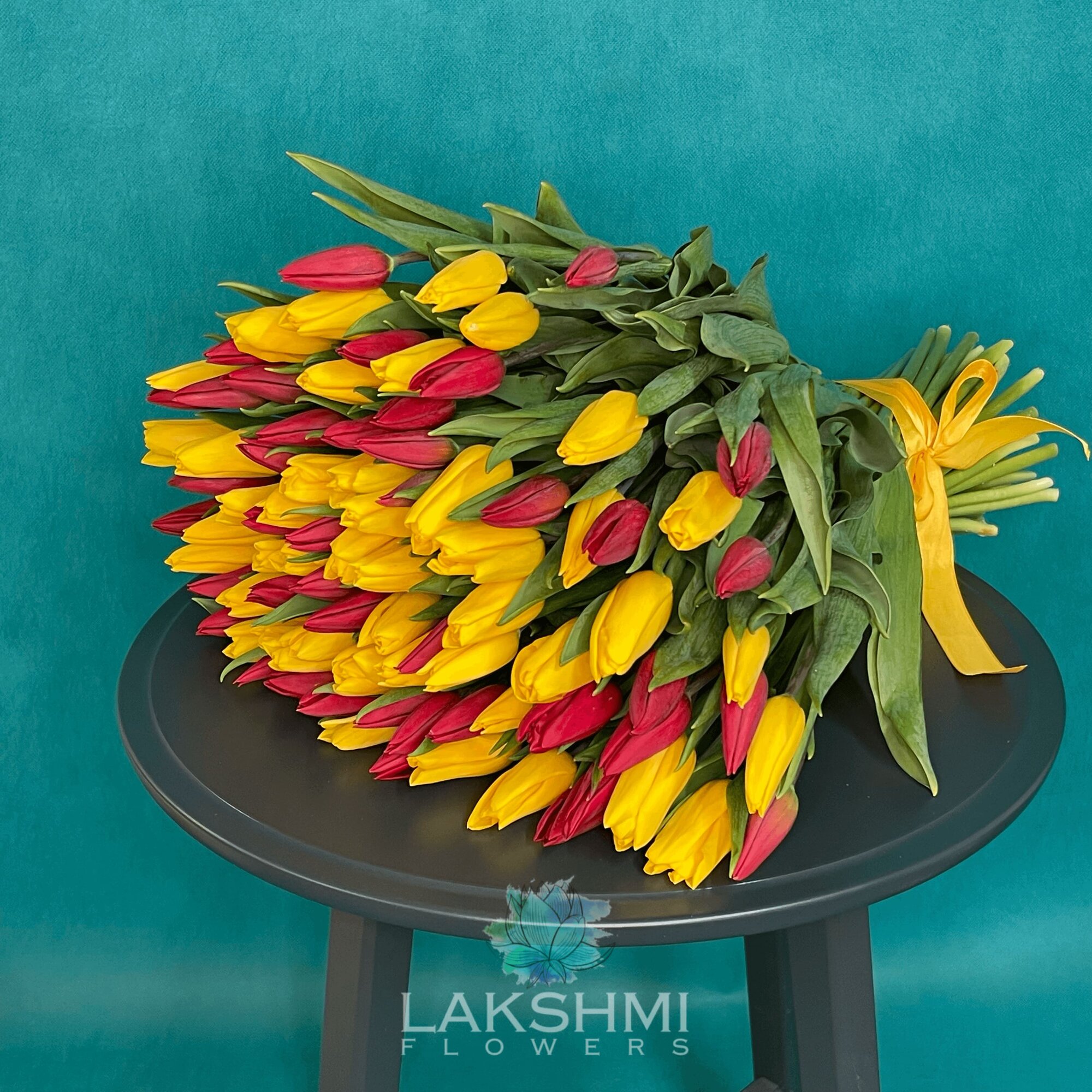 101 тюльпан микс / Букет из 101 красного и желтого тюльпана под ленту