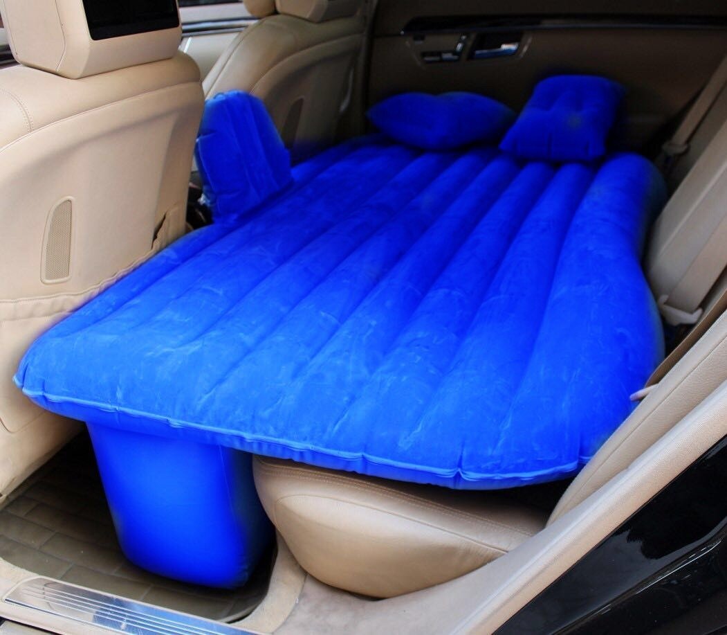 Кровать с надувной кроватью в машине, лежащая на заднем сиденье машины, лежащая на матрасе, на заднем сиденье седана, лежащая на воздушной подушке в машине
