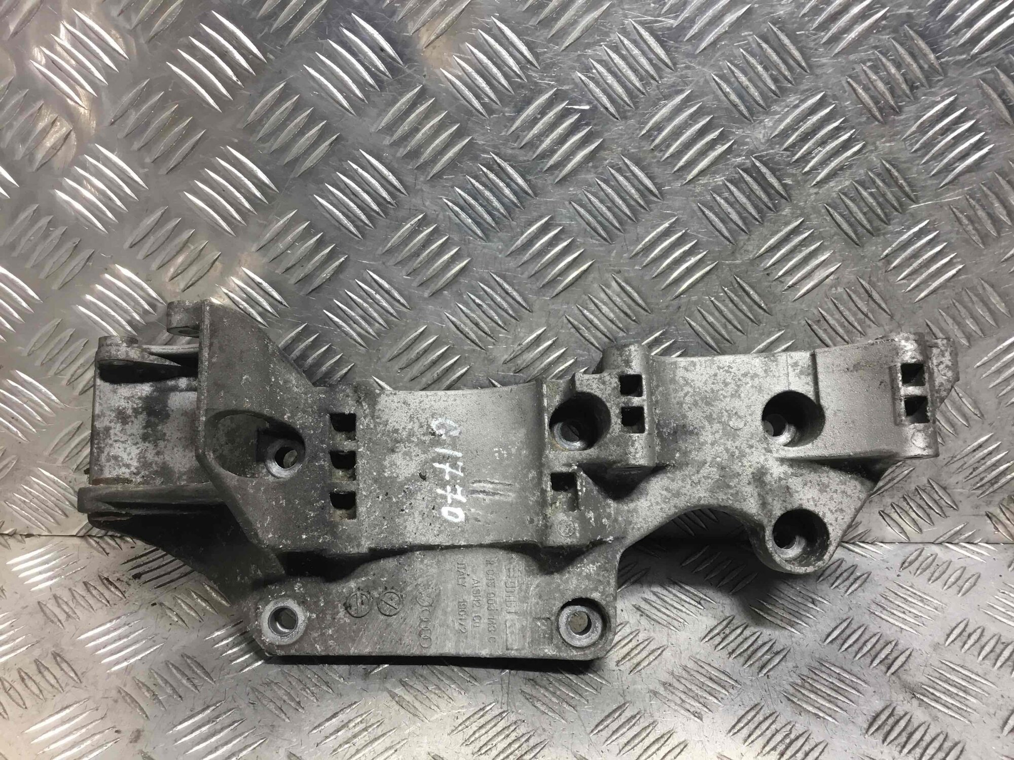 Б/У Кронштейн генератора Volkswagen Golf 4 поколение (1997-2004) 2003 г.