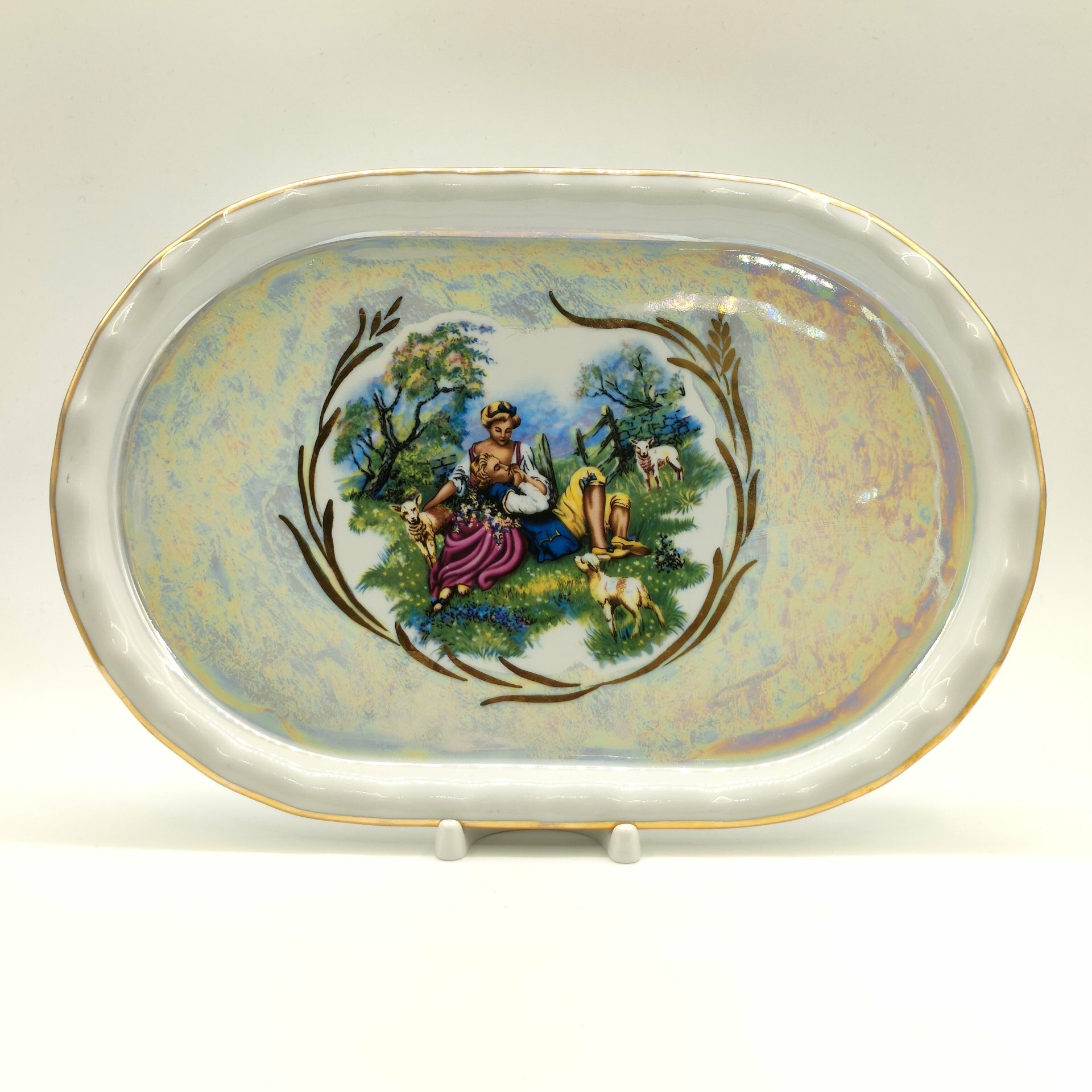 Поднос, украшенный пасторальной сценой, фарфор, деколь, золочение, люстр