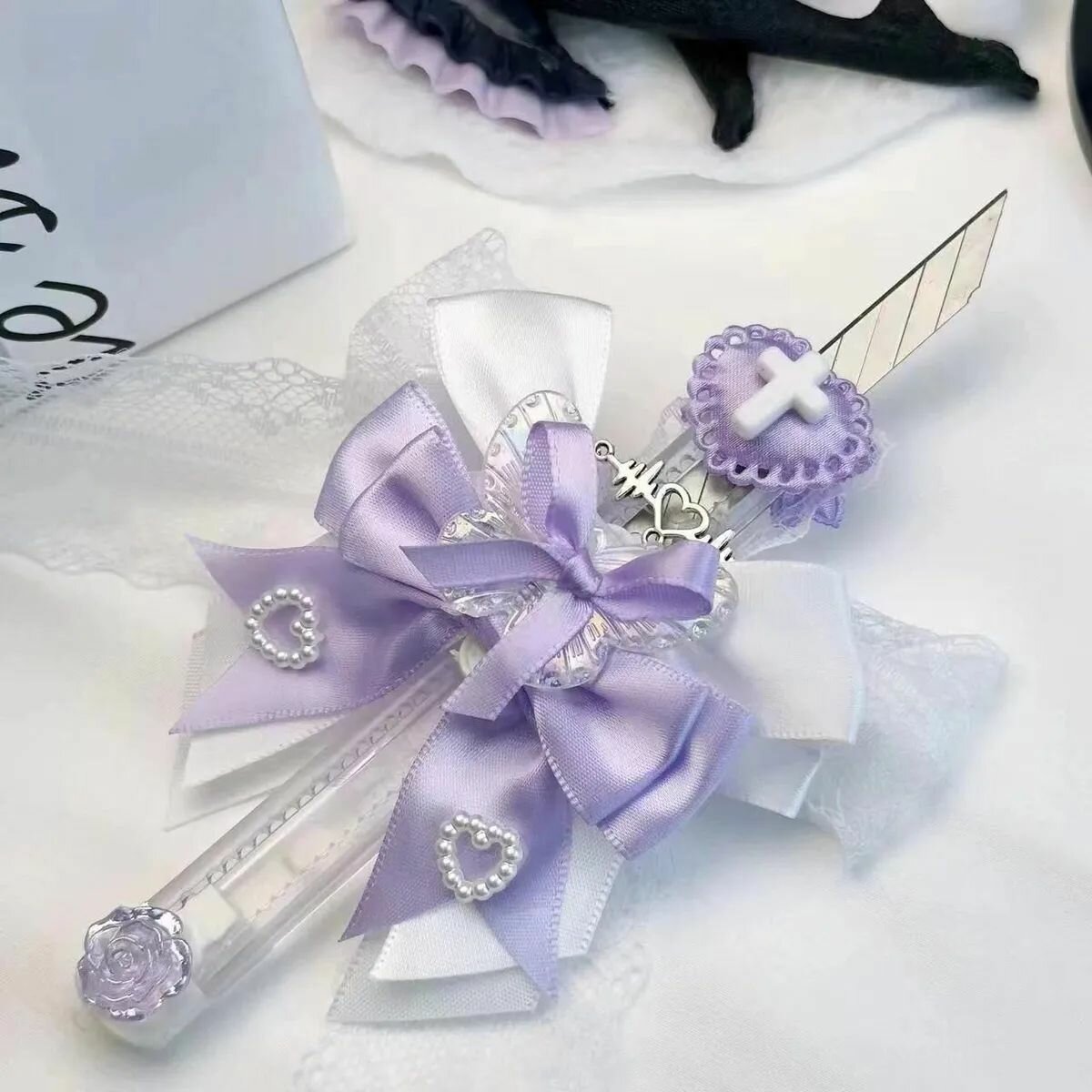 Универсальный канцелярский нож в мечтательном фиолетовом стиле девушки-ангела