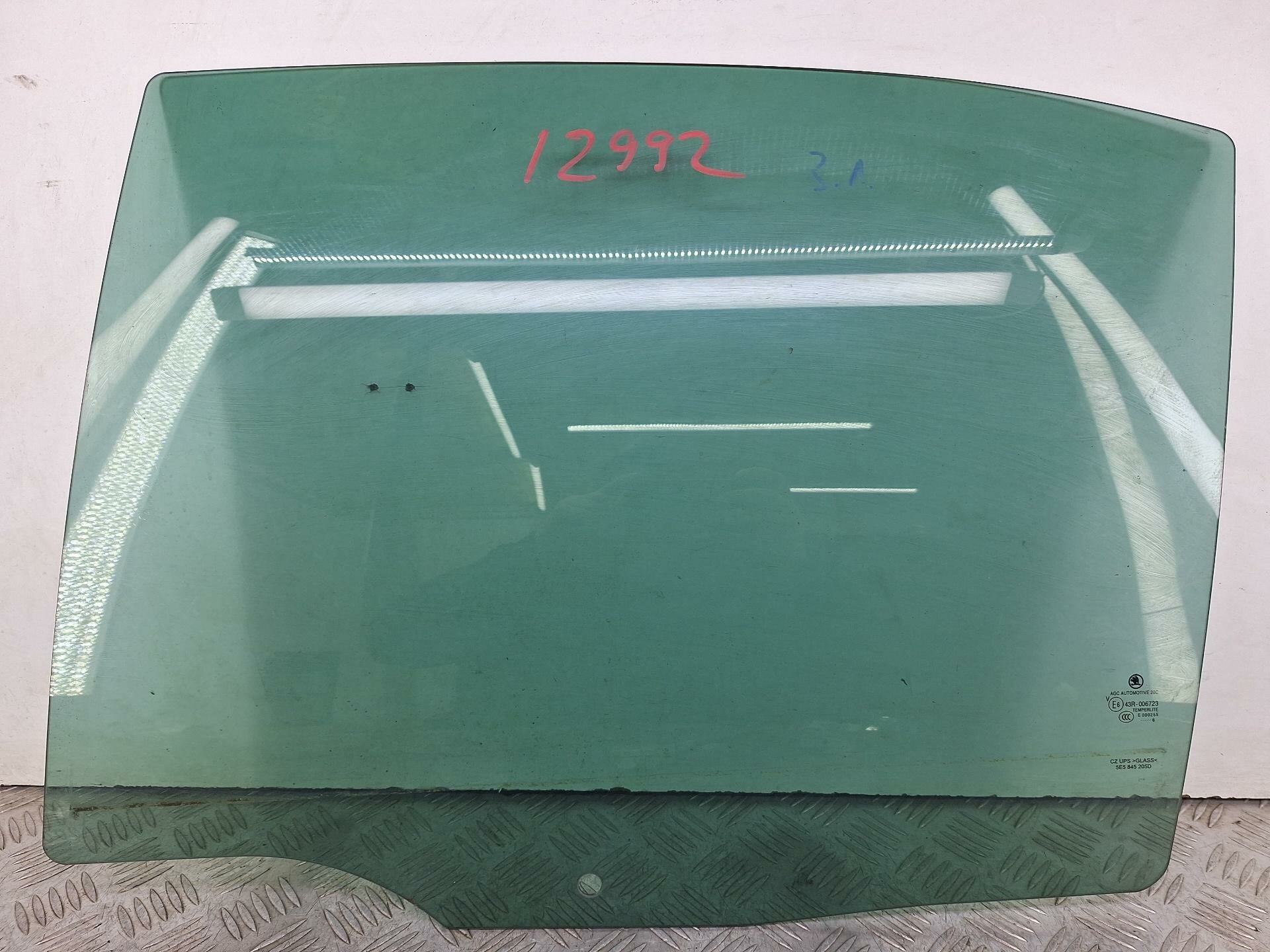 Стекло двери задней левой Skoda Octavia 3 2016 5E5845205D