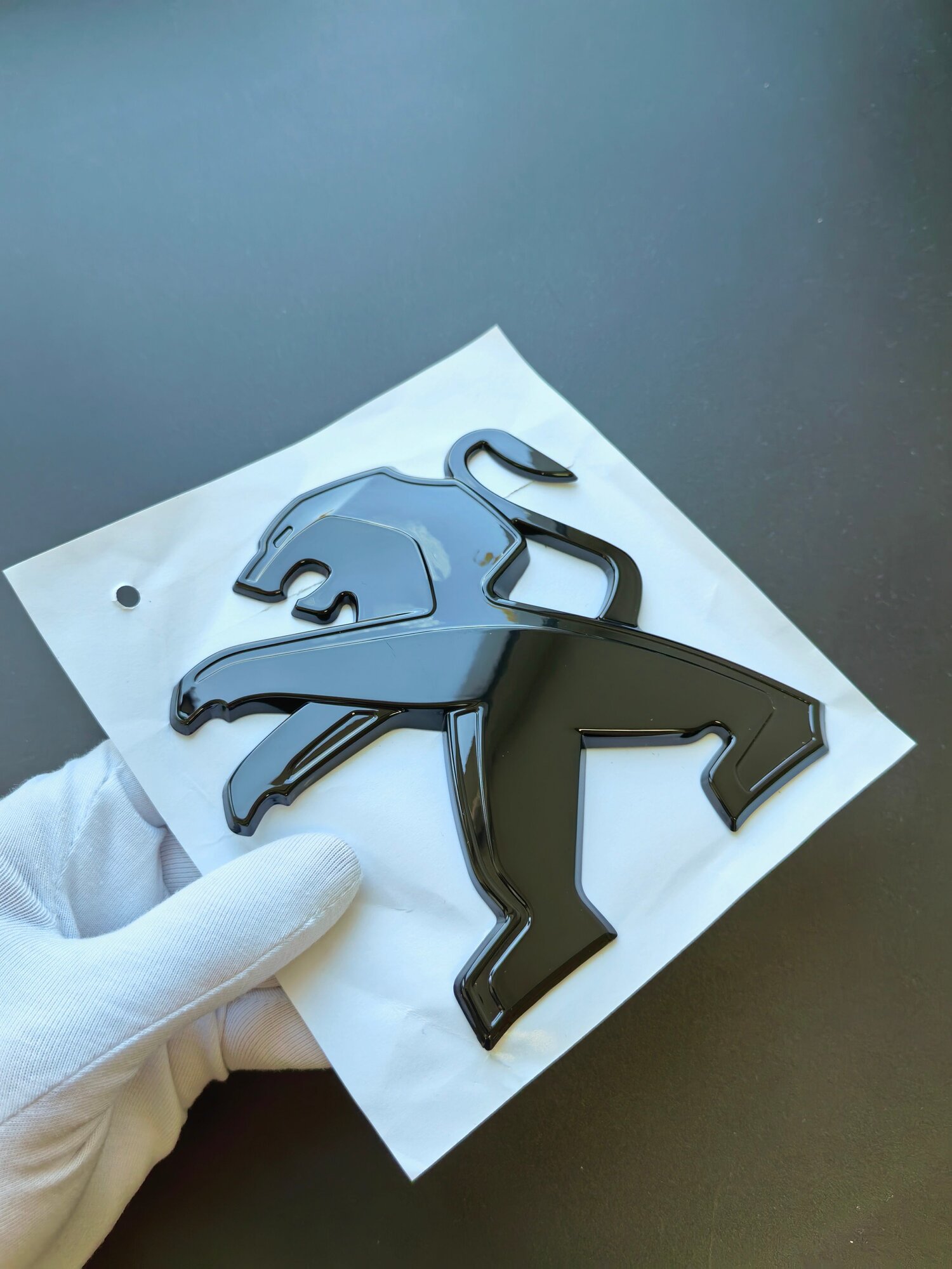 Эмблема для Peugeot 115мм черный. Шильдик значок Пежо 1шт