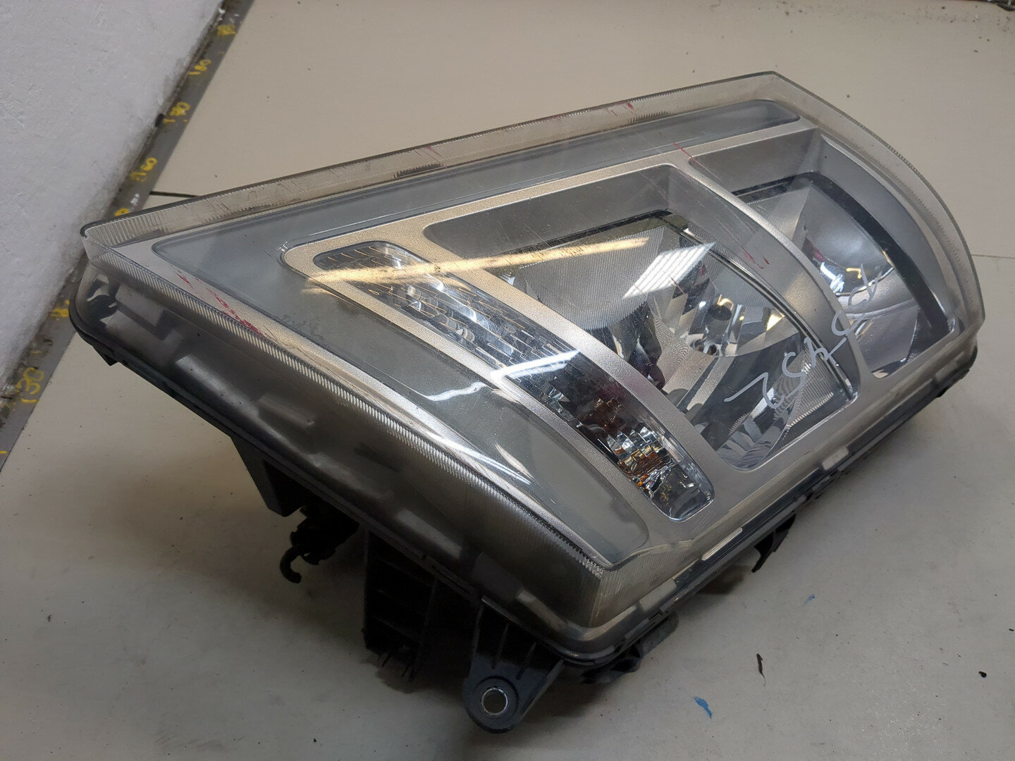 Фара (передняя) левая Volvo FH Б/У