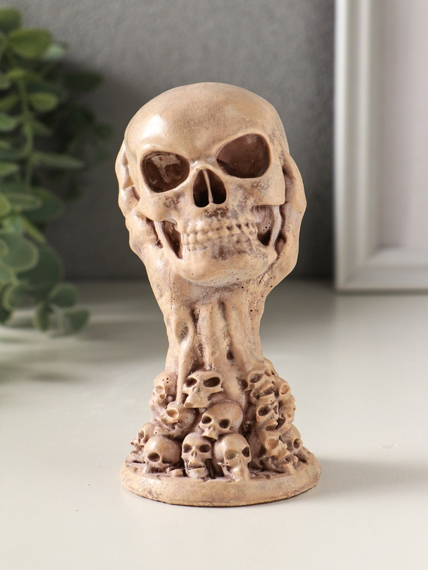 Статуэтка "Череп на руке" высота 12 см, цвет слоновая кость