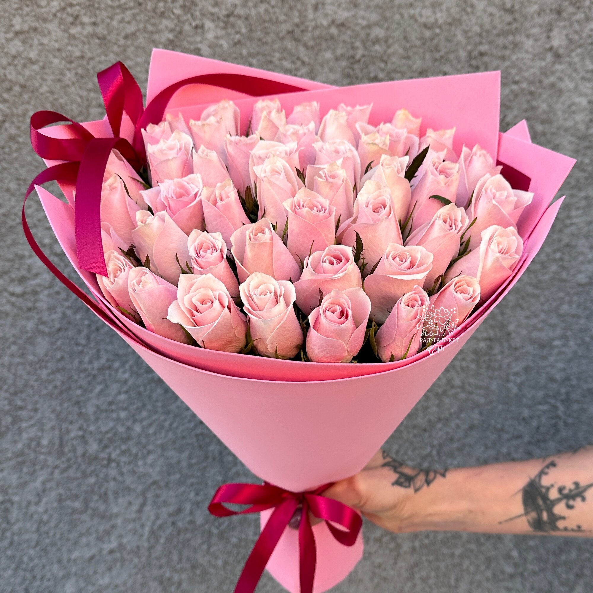 Монобукет из 35 роз в упаковке с лентами / Арт. 784550 / Радуга Букет