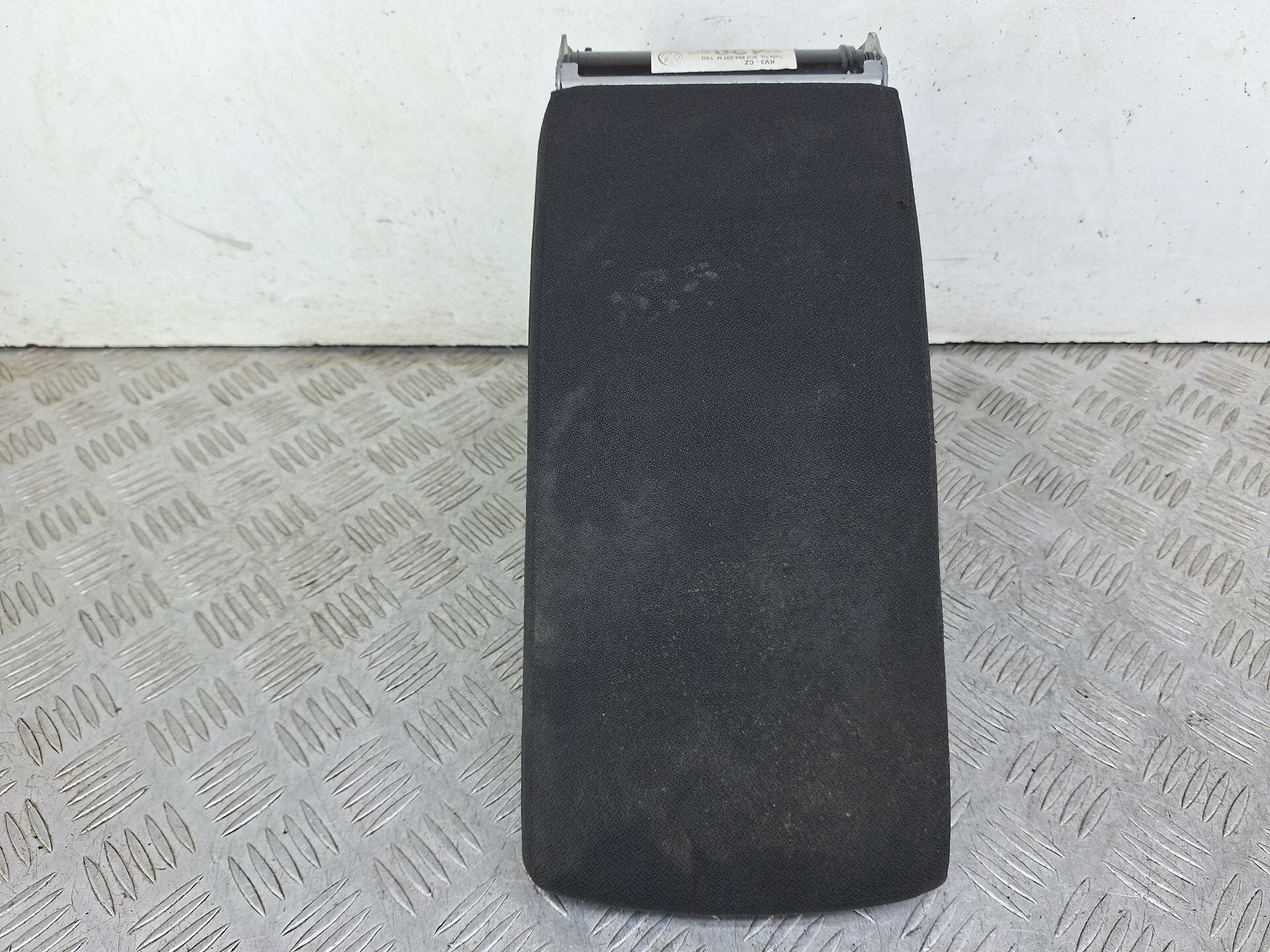Центральный подлокотник Volkswagen Passat B6 2008 3C0864207M