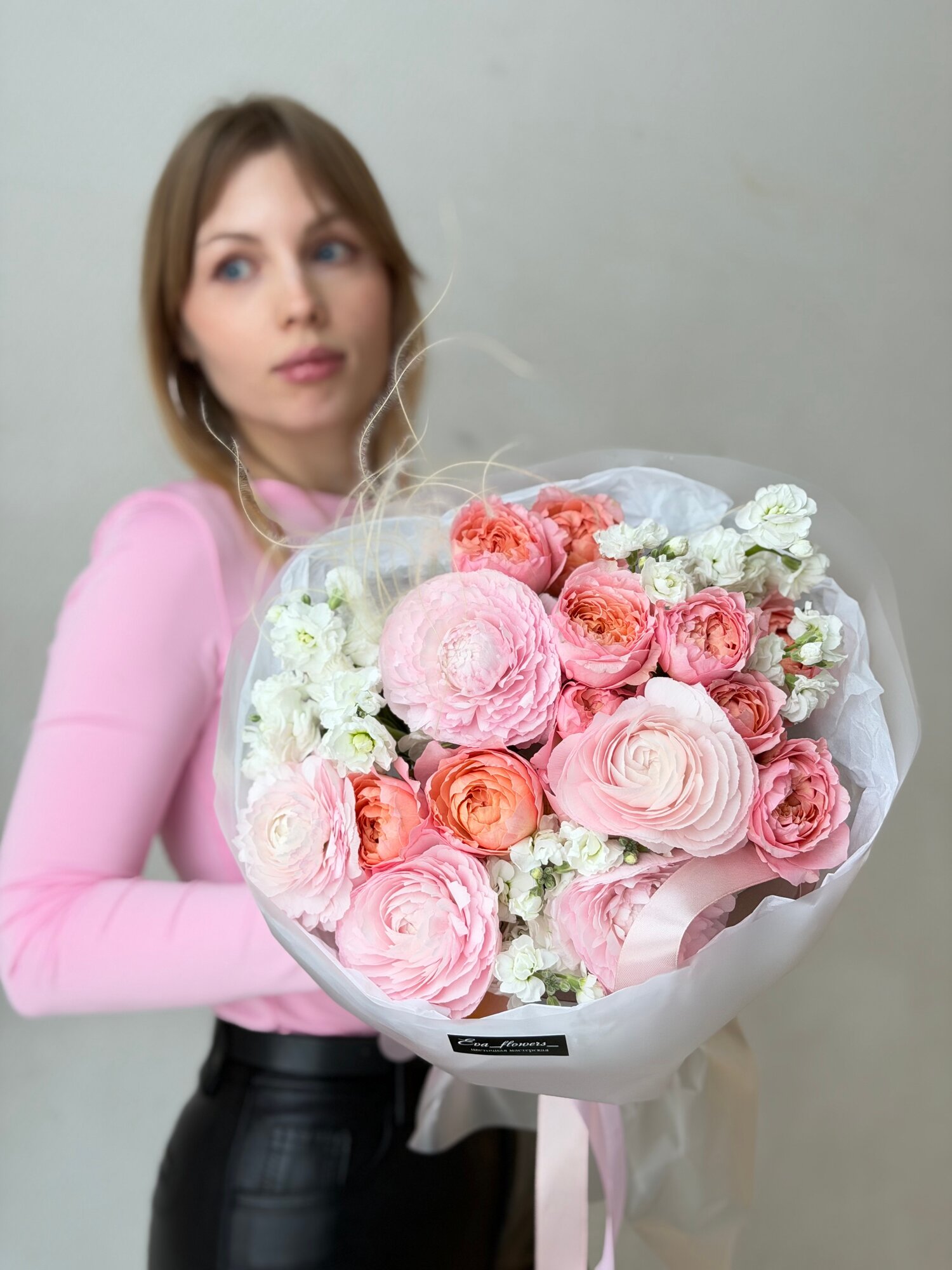 Букет "И", с пионовидными розами, лютиками и ароматом маттиолы