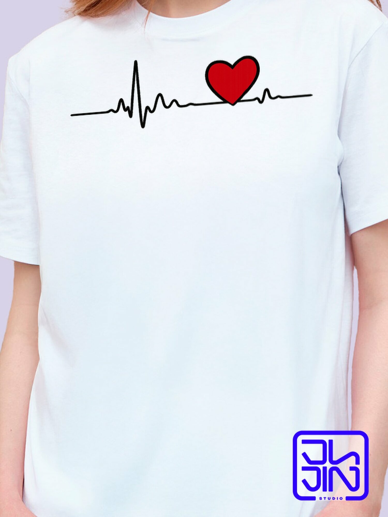 Футболка классическая женская с авторским принтом Минималистичная черно-белая кардиограмма с красным сердцем, экг со смыслом, белый хлопковый трикотаж с прикольным рисунком на груди