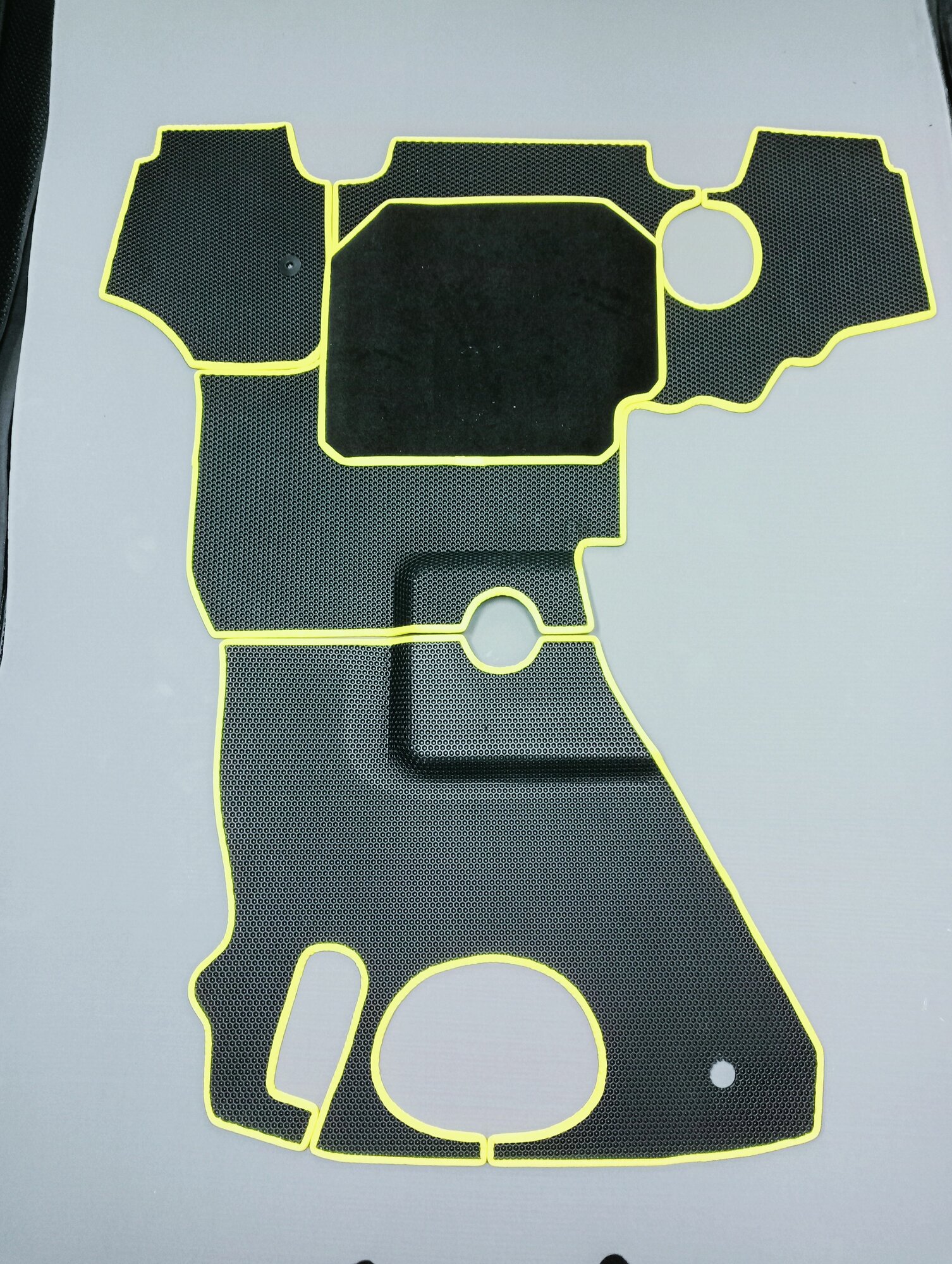 Коврики в салон автомобиля