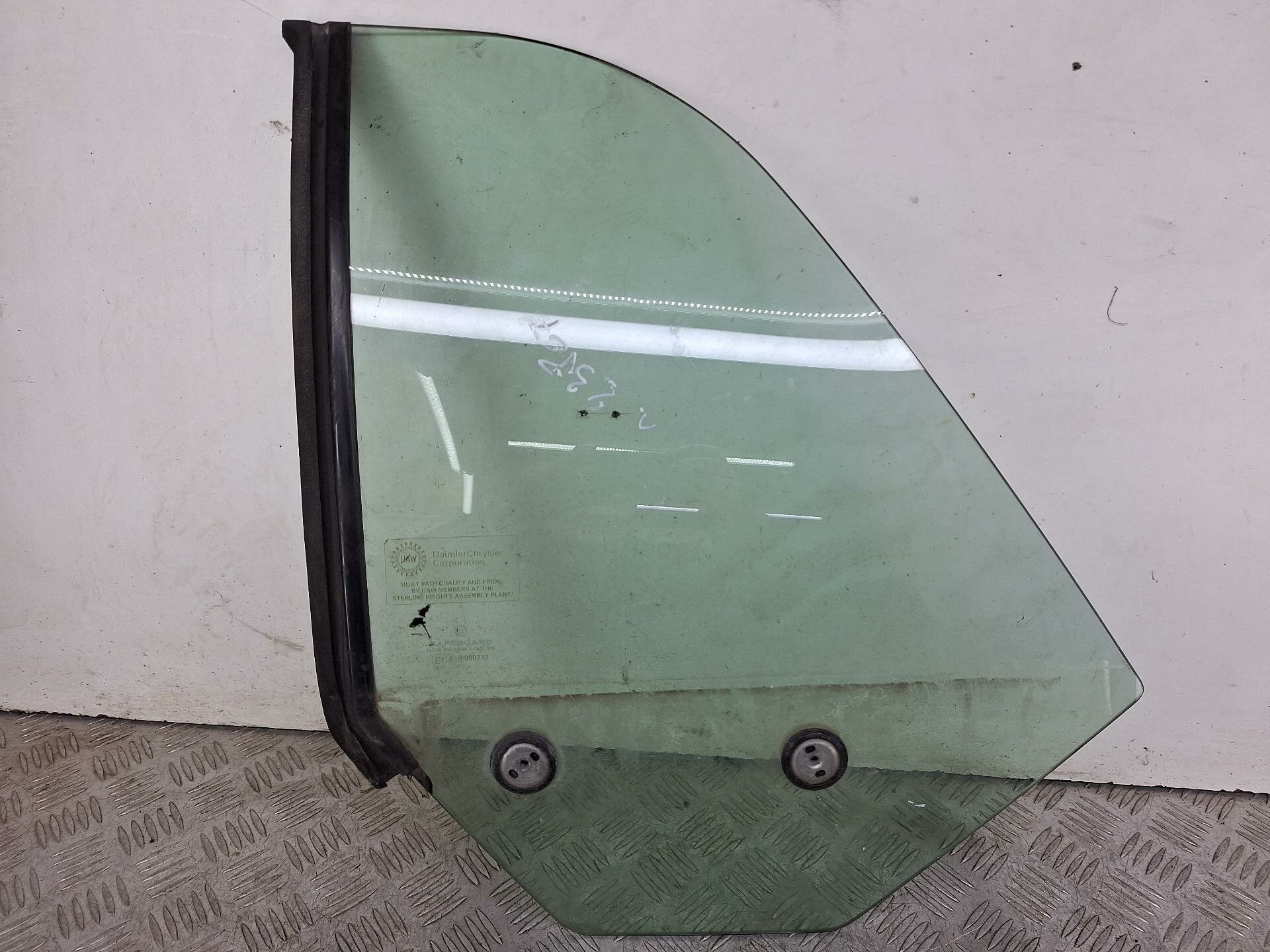 Стекло двери задней левой Chrysler Sebring 2 2001