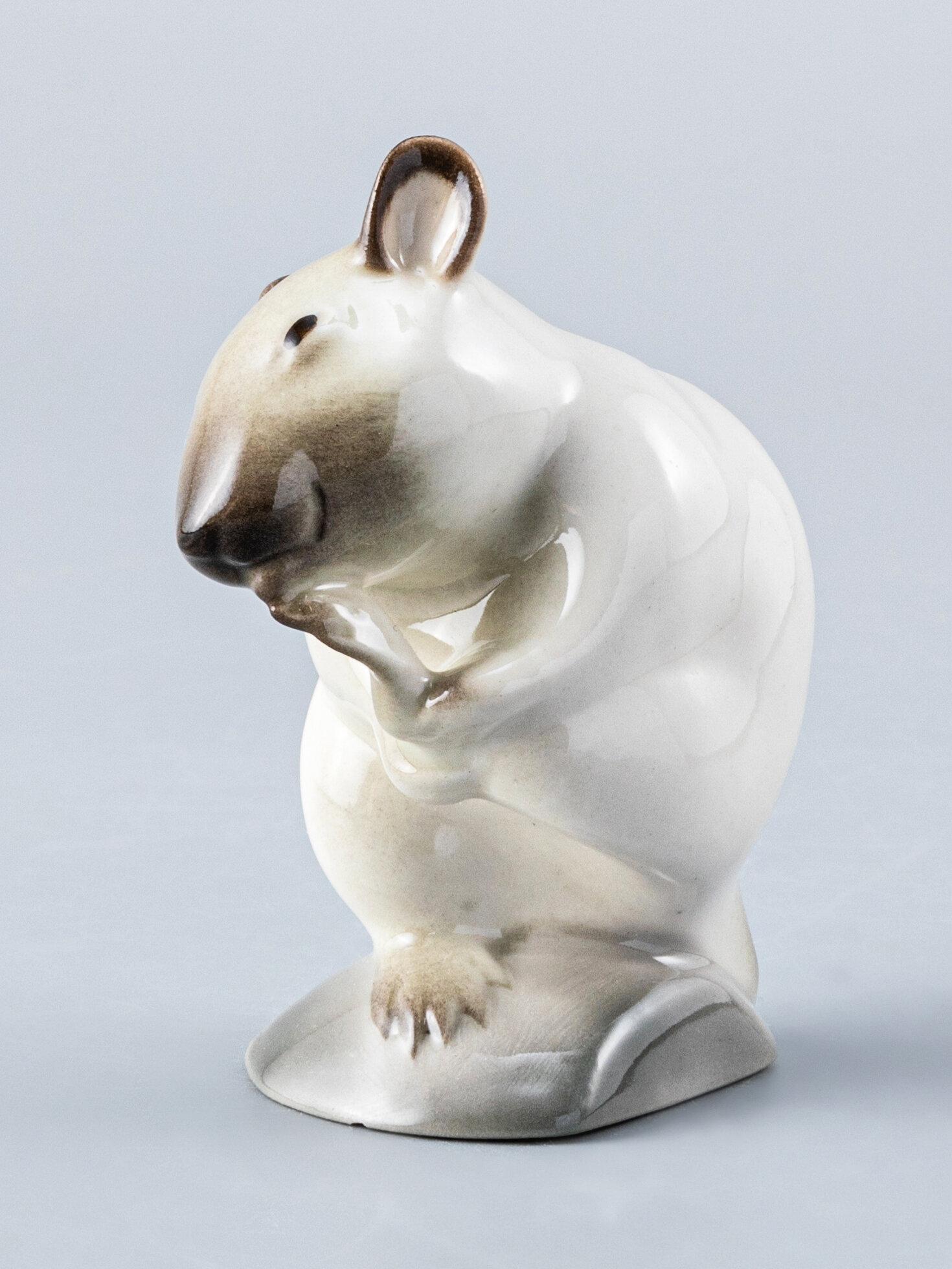 Статуэтка "Мышь умывающаяся" рис. Альбинос, 7.6 см Императорский фарфоровый завод