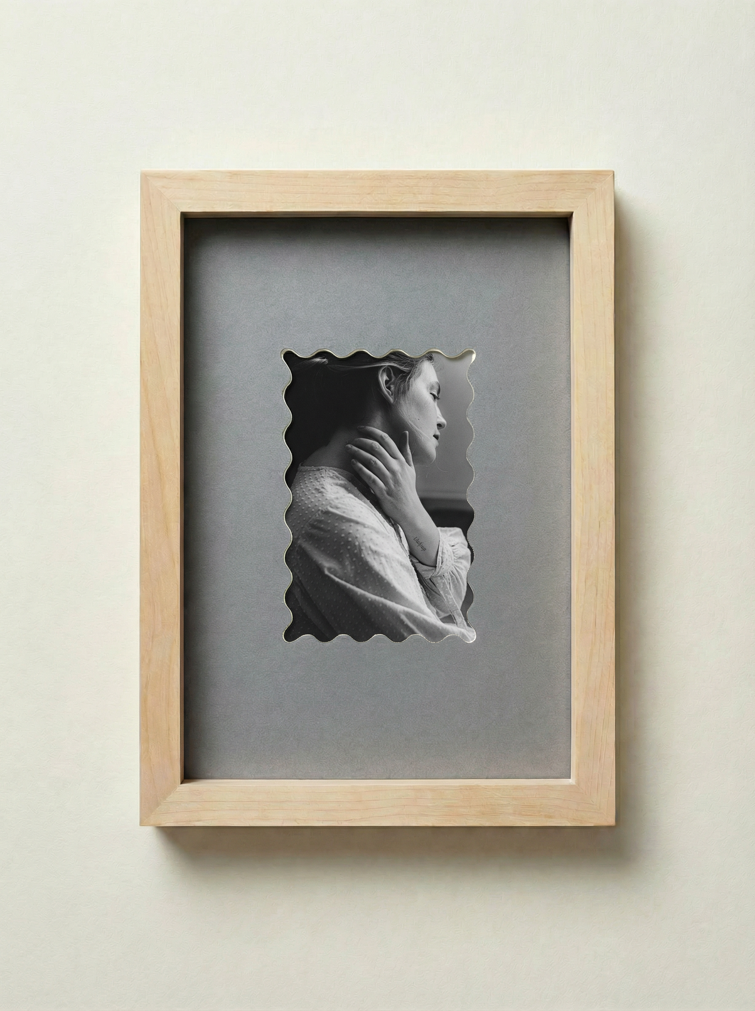 Деревянная рамка Ramio 21х30 см для фото 10x15 см, волнистое паспарту, серый цвет