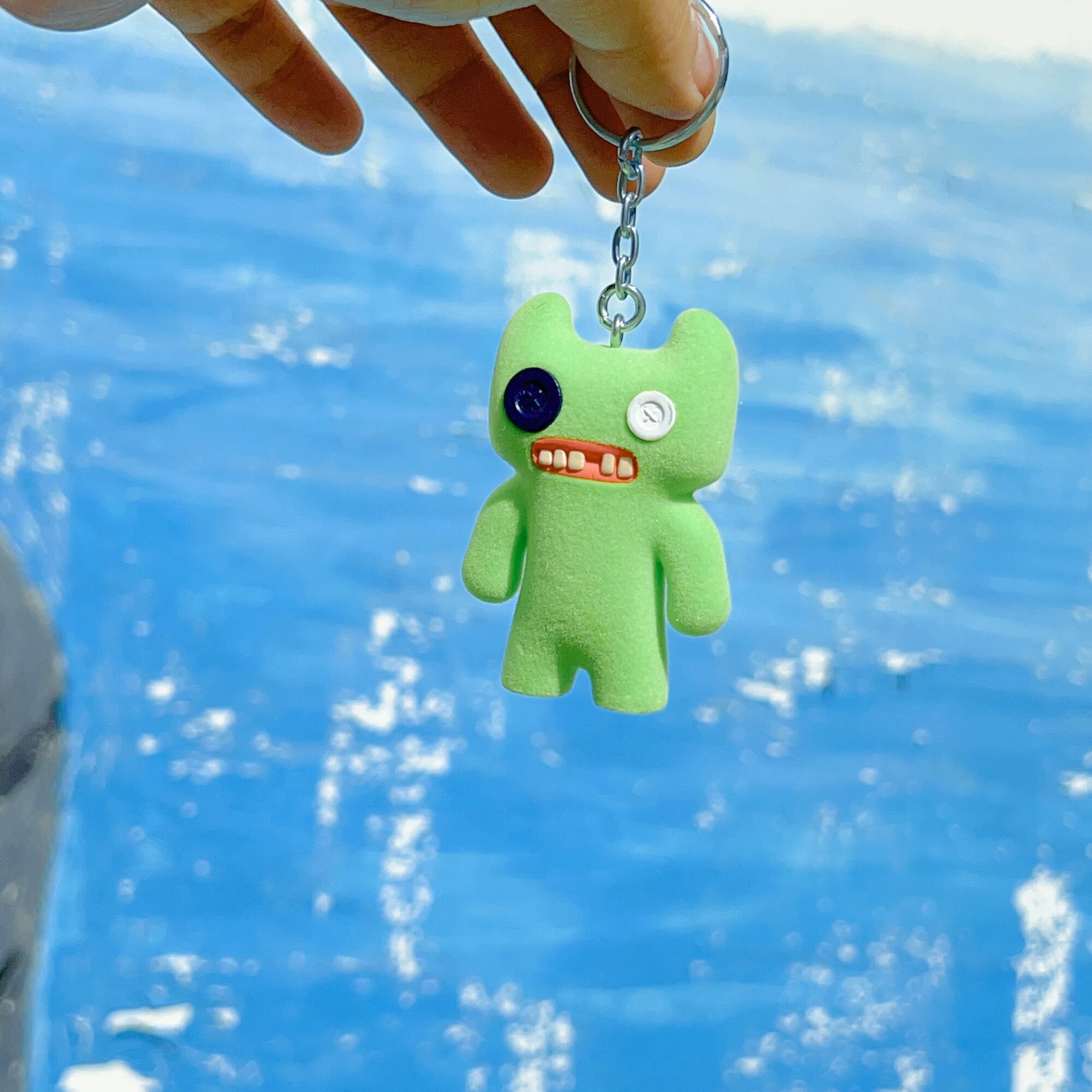 Игрушка FUGGLER: Оригинальная коллекционная миниатюрная фигурка «Монстр» с флокированными зубами, светящаяся в темноте
