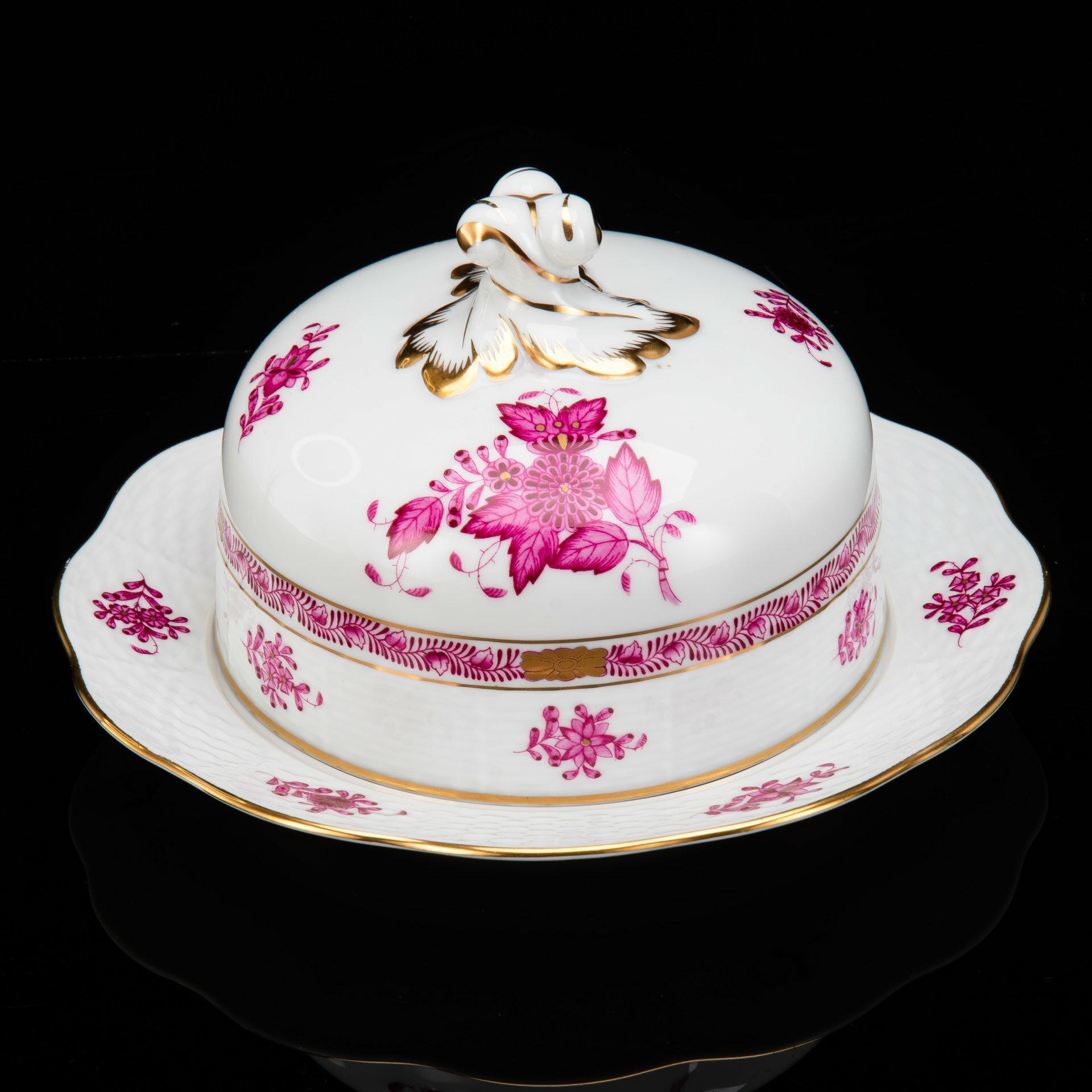 Маслёнка, выполненная в фирменном дизайне "Chinese Bouquet/Apponyi Purpur", фарфор, роспись