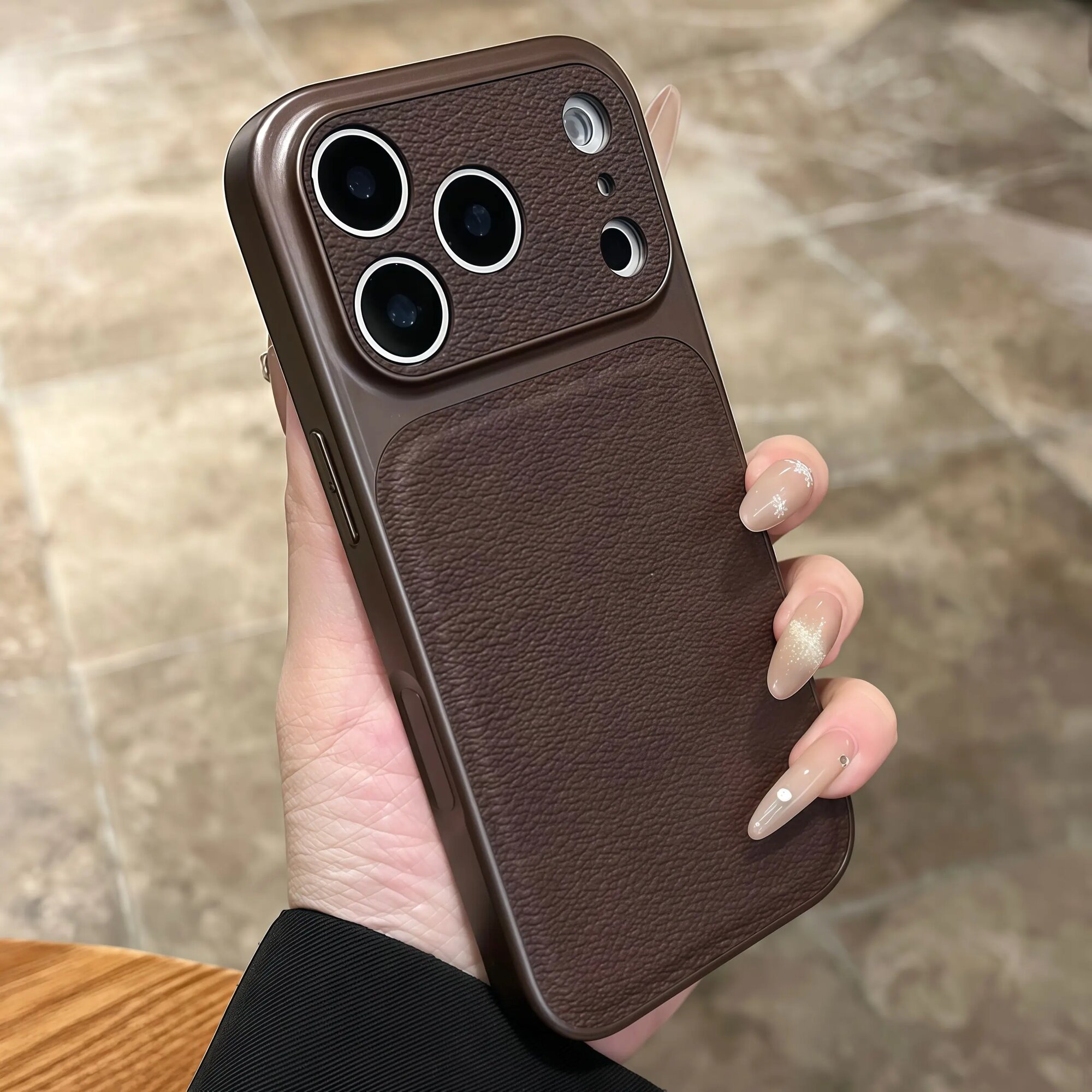 Коричневый кожаный чехол для iPhone 14 Pro