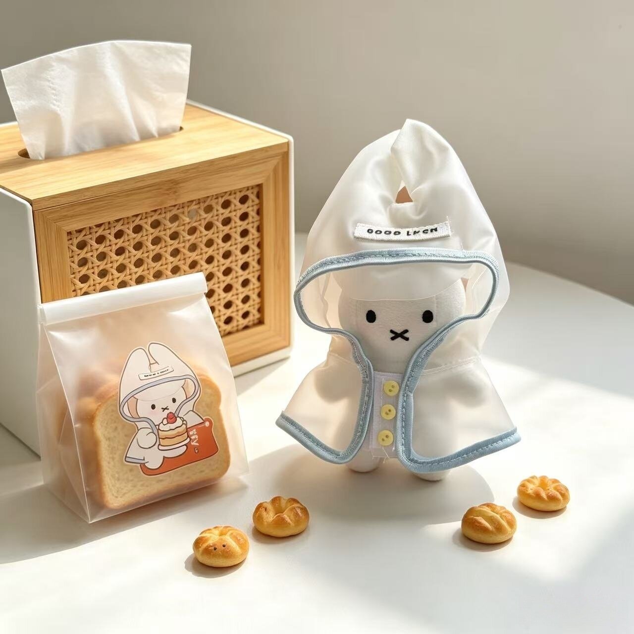 Мягкая игрушка брелок Сидячий Кролик Миффи в синем дождевике