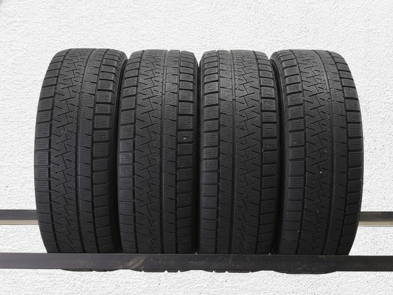Комплект (4 шт) зимних БУ шин нешипованные Formula Ice FR 215/65 R16 30% износ TSB053107
