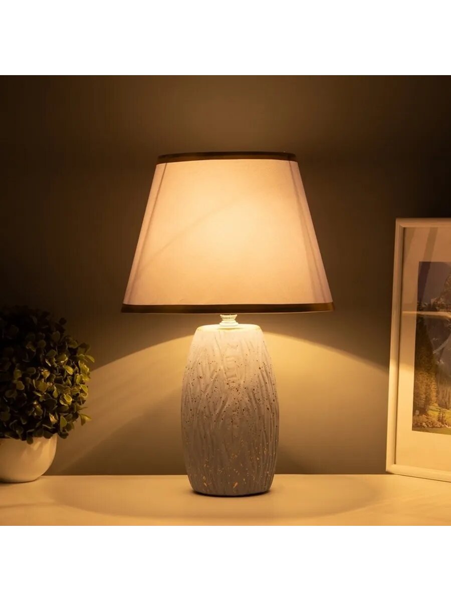 Современная настольная лампа в стиле минимализм