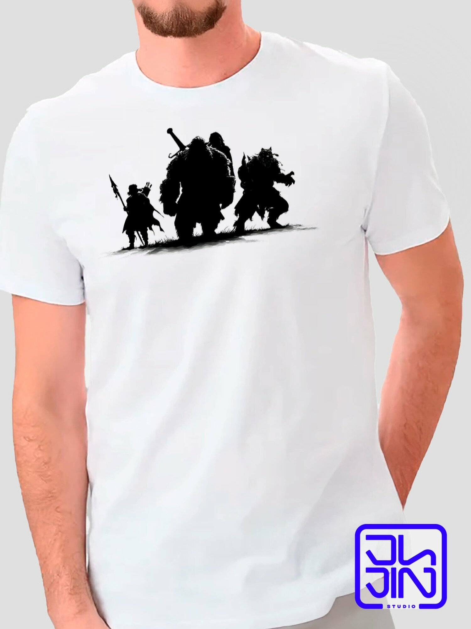 Футболка классическая мужская с авторским принтом Минималистичные черно-белые силуэты крутых воинов фэнтези на белом фоне, белый хлопковый трикотаж с прикольным рисунком на груди