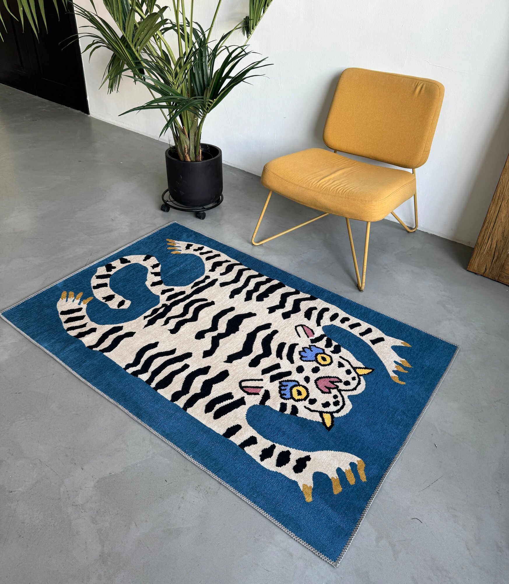 Синий ковер с веселым тигром 120*180