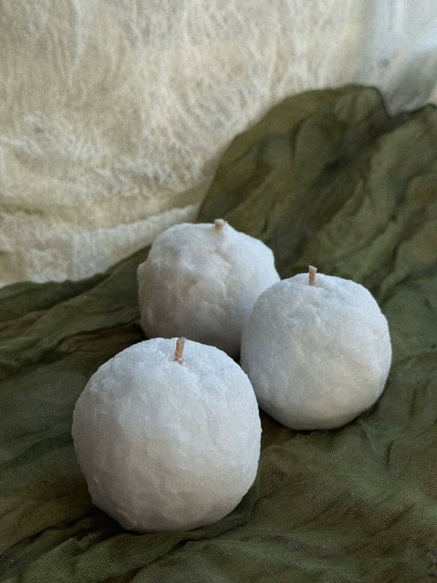 Интeрьерная свеча на Новый год «Снежок-шар»