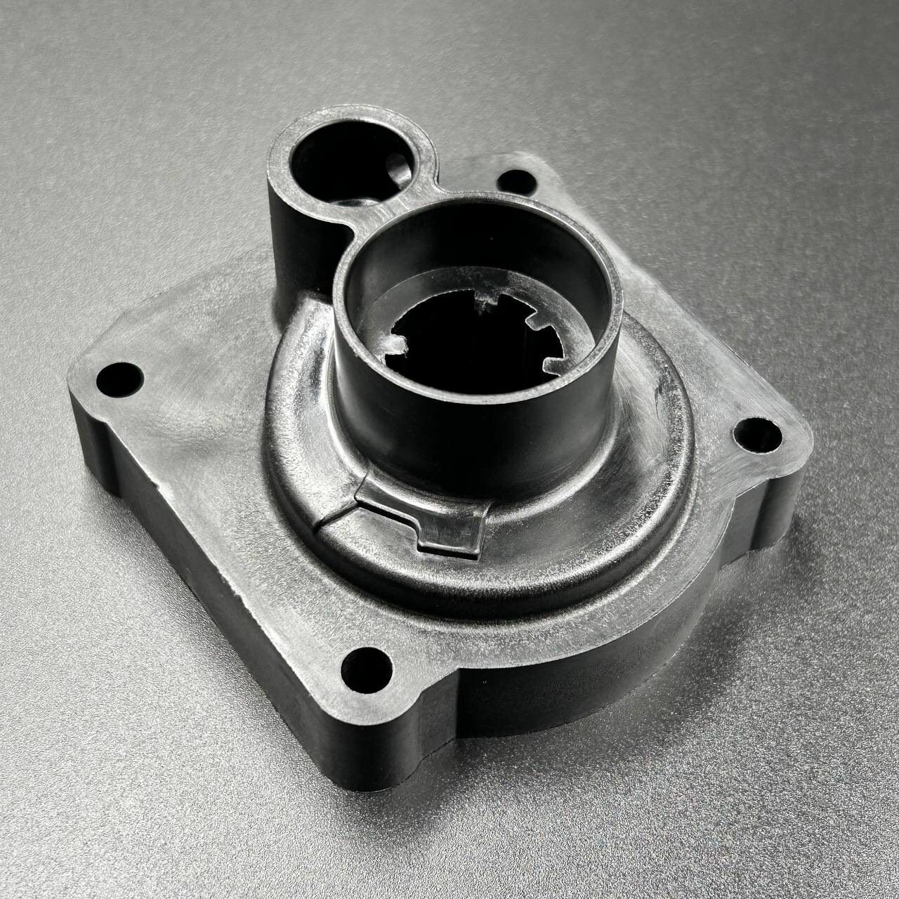 Корпус помпы охлаждения Yamaha 25-30, F20-25 (Производитель POLY-MOTO)