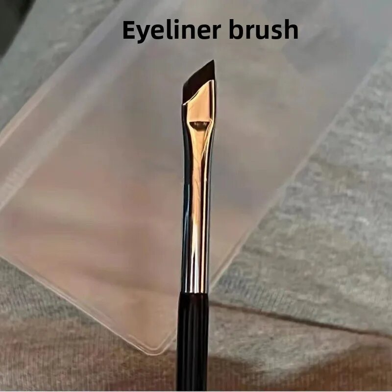 Кисть для подводки глаз Eyeliner Brush