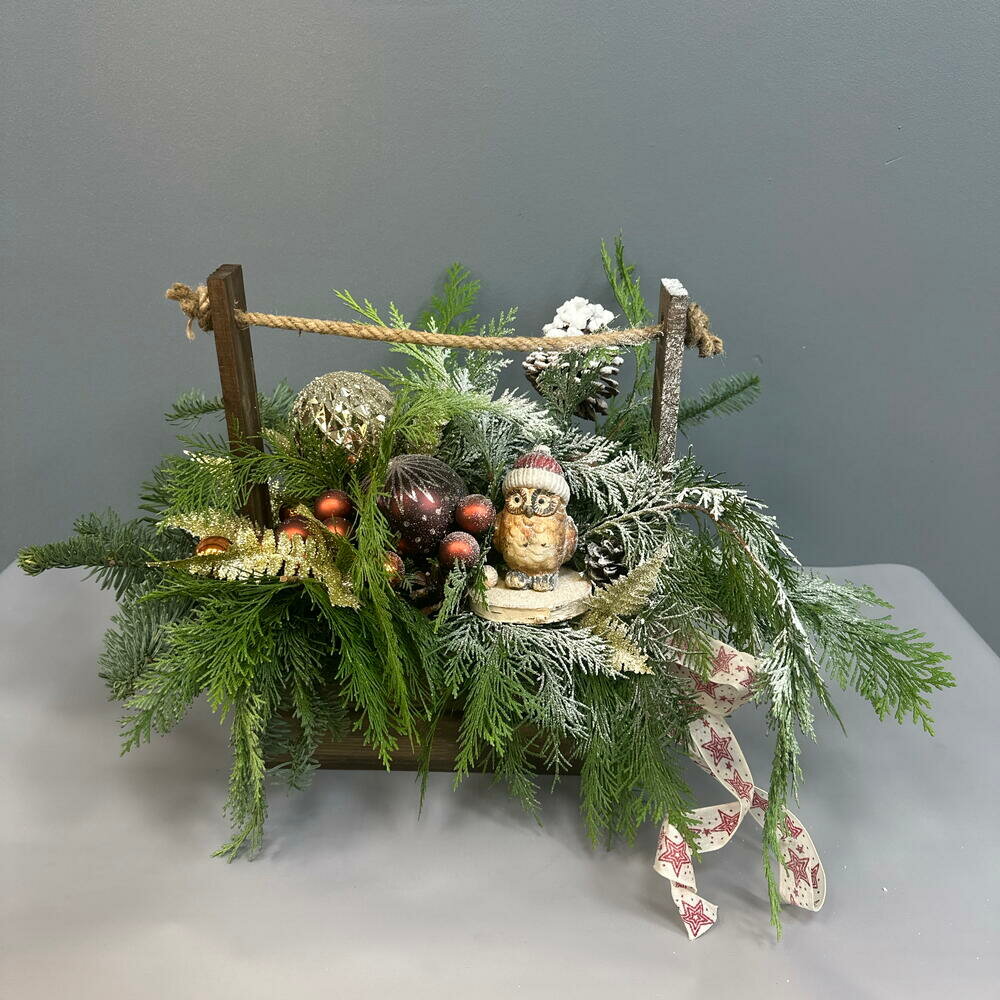 Новогодняя компазиция из нобилиса, ели и декоратианых элементов