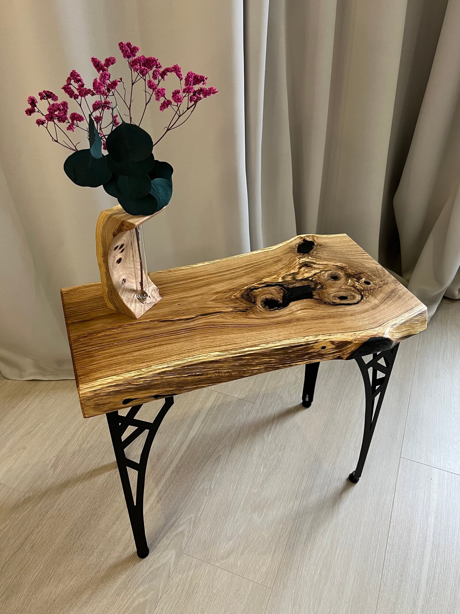 Журнальный столик из дуба 58х34х4 см, стол из эпоксидной смолы