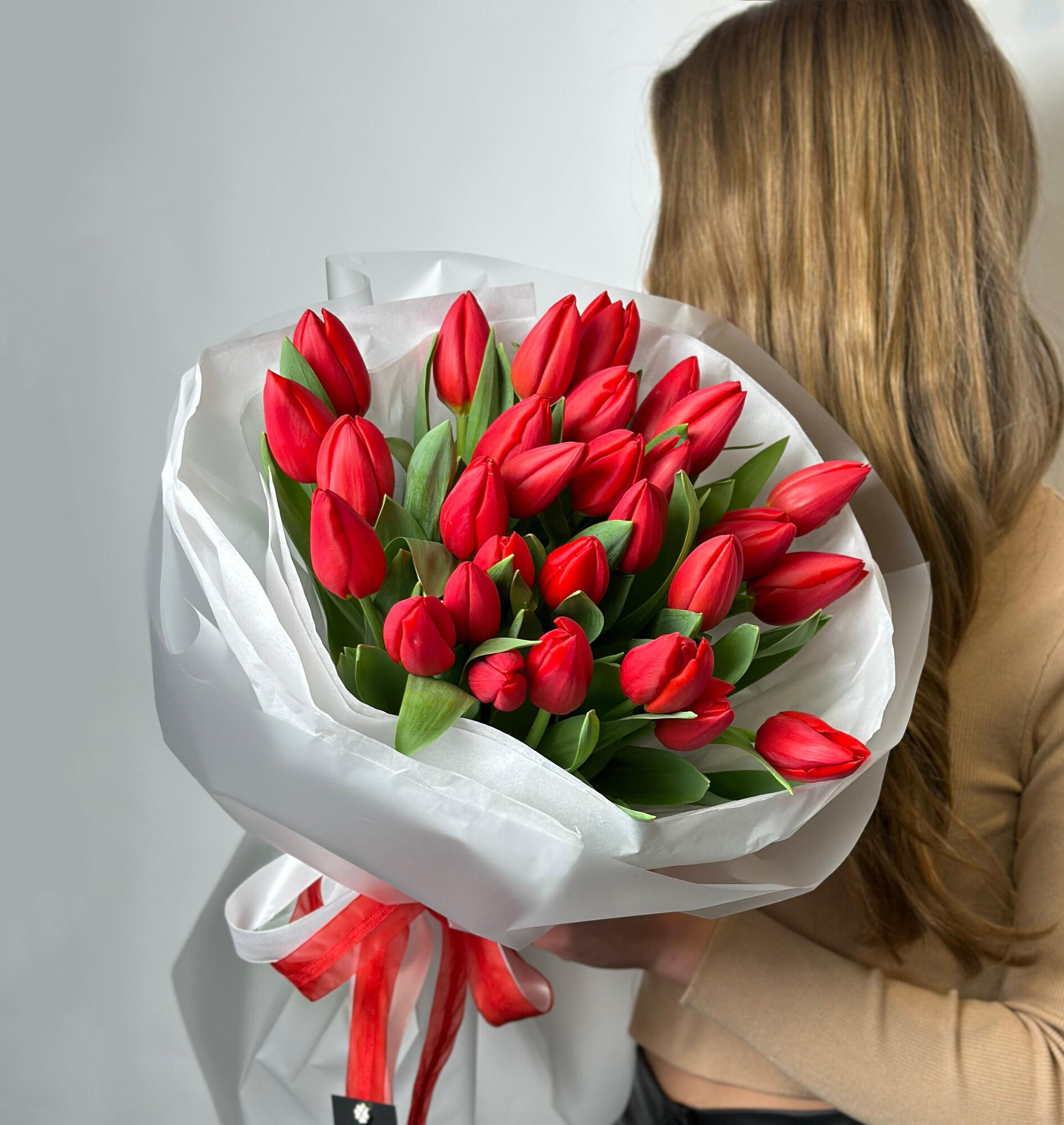 Тюльпаны/ Красные тюльпаны букет 29 штук/ Тюльпаны с доставкой по Москве/ Цветы к 8 марта