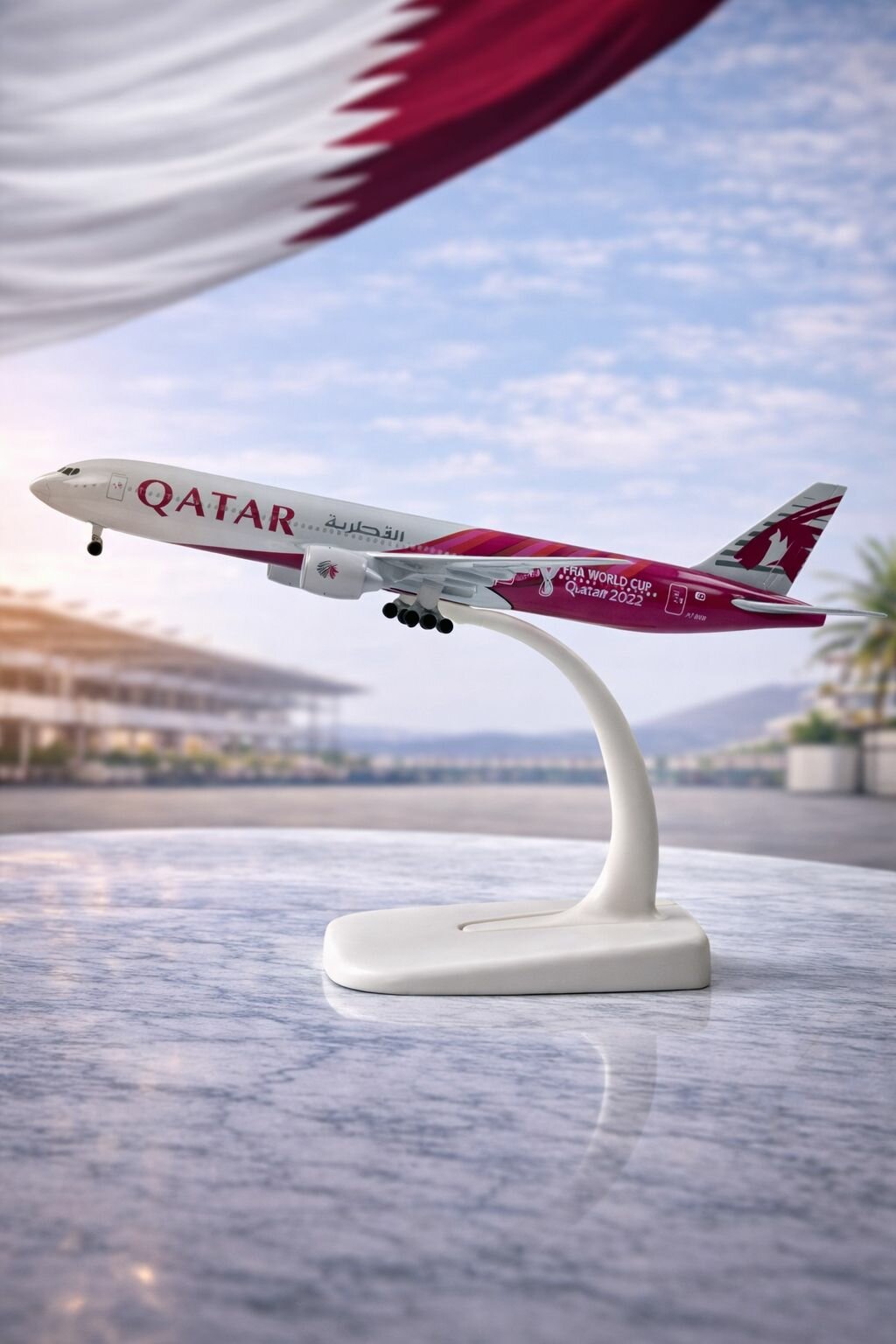Модель самолёта Boeing 777-300 Qatar - 20 см.