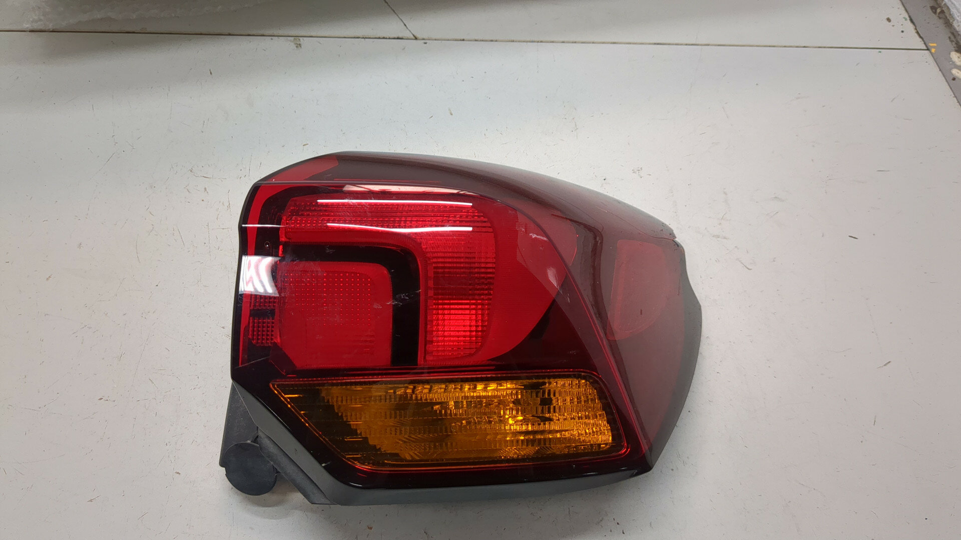 Фонарь (задний) правый Buick Encore GX Б/У