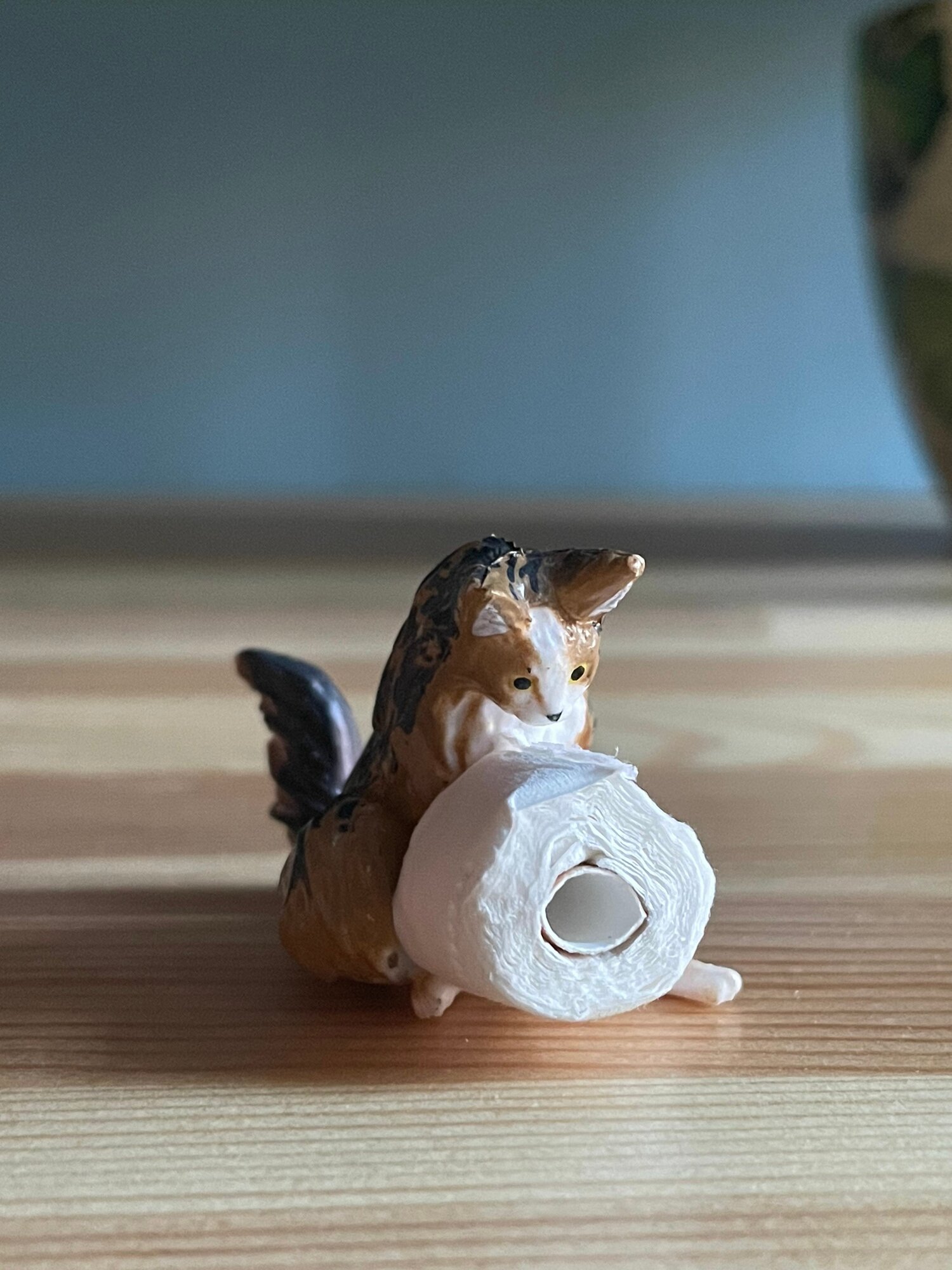 Фигурка подарочная, кот мейн кун с туалетной бумагой, веселый сувенир, ручная работа - 1 шт