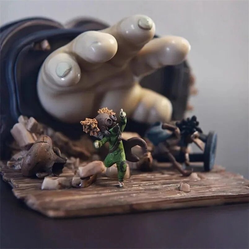 Фигурка Little Nightmares 3 (13C) Ви в зеленом костюме, 17 см, ПВХ, коллекционная
