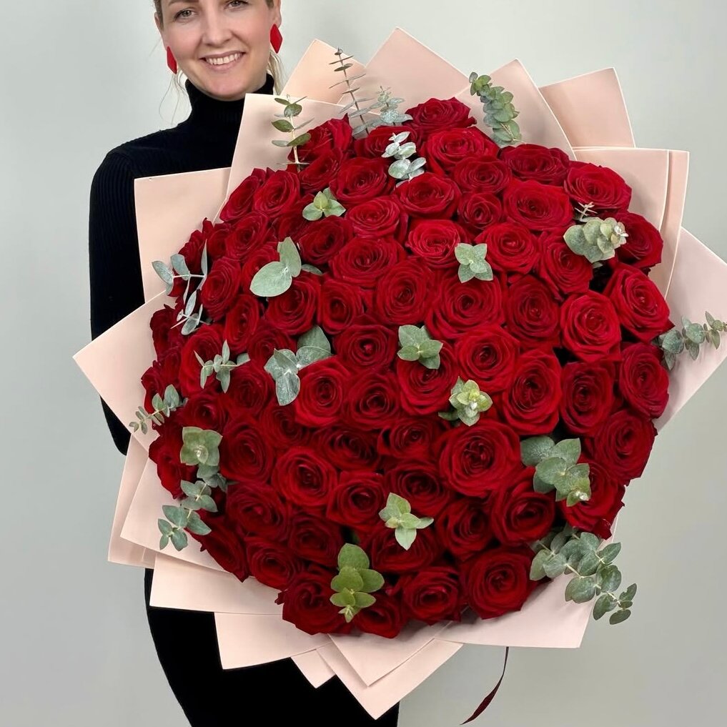 Букет из красных роз 51 шт с эвкалиптом, красивый букет цветов, шикарный, премиум цветы, премиум букет