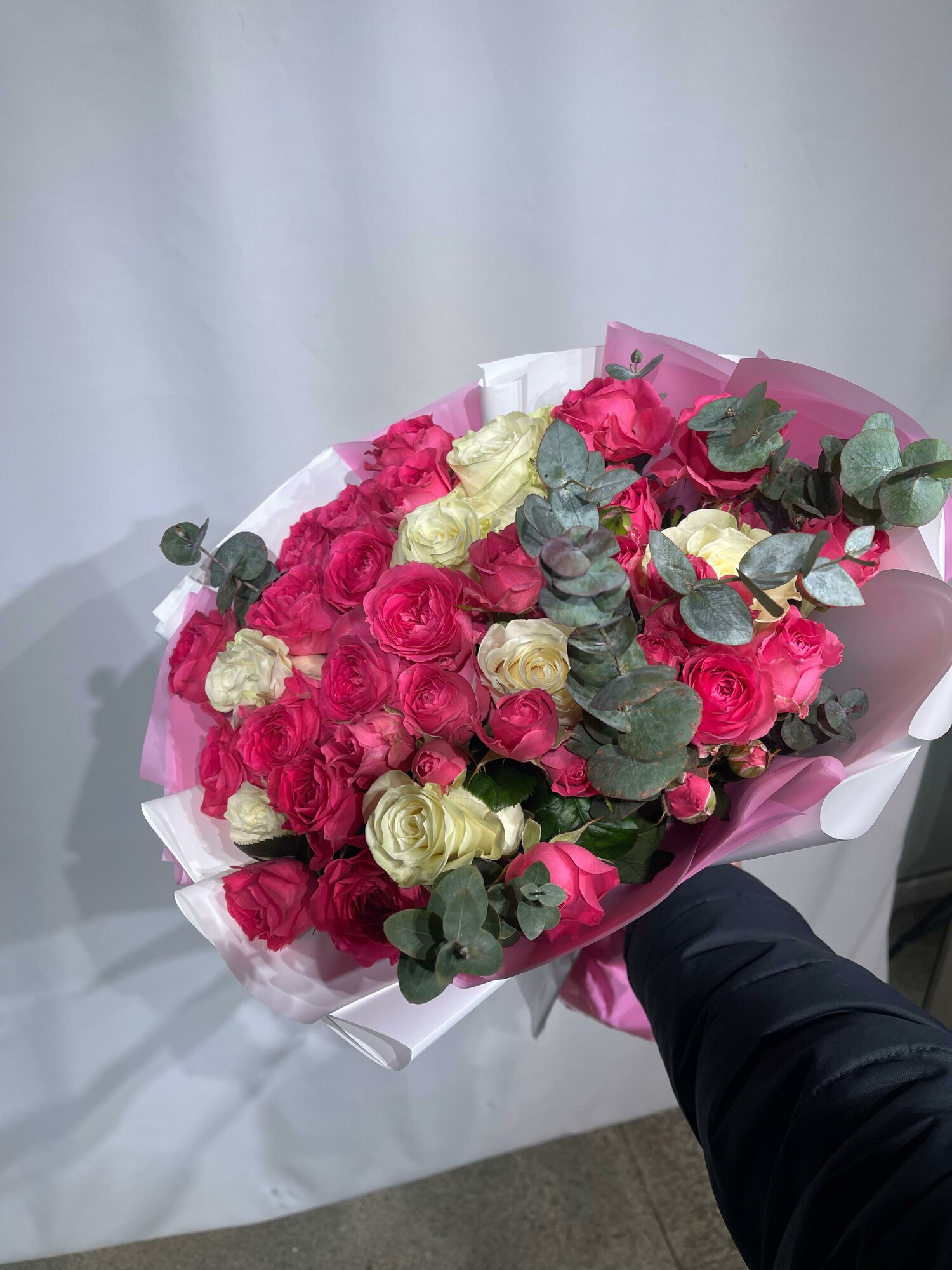 Кустовые розы букет с эвкалиптом