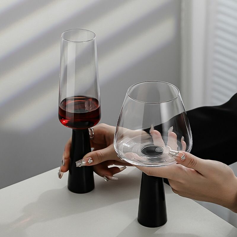 Винный бокал Бургундия с черной ножкой в винтажном стиле